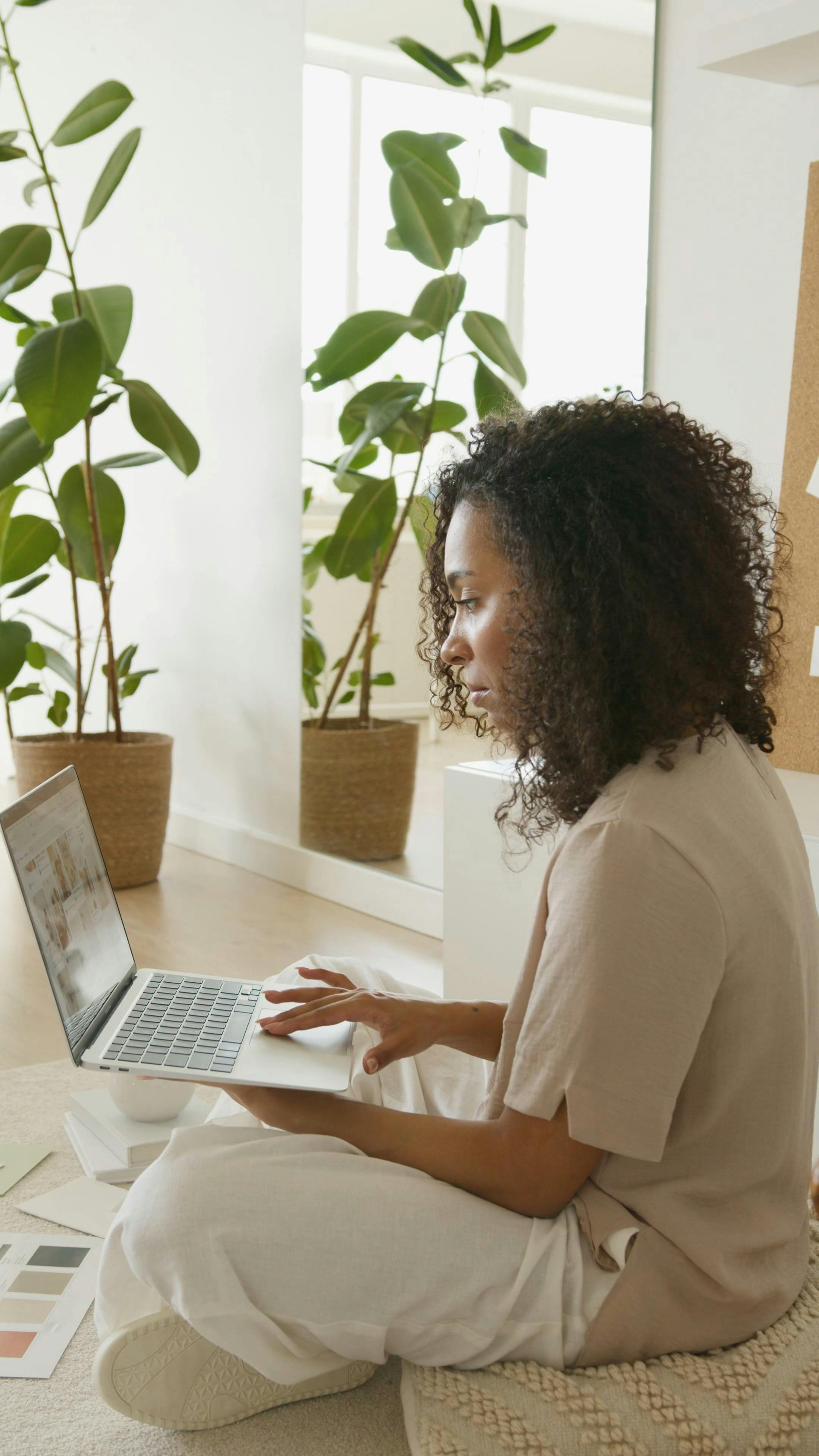 Laptop And Sanglass Using Woman Photo Videos, Download The BEST Free 4k ...