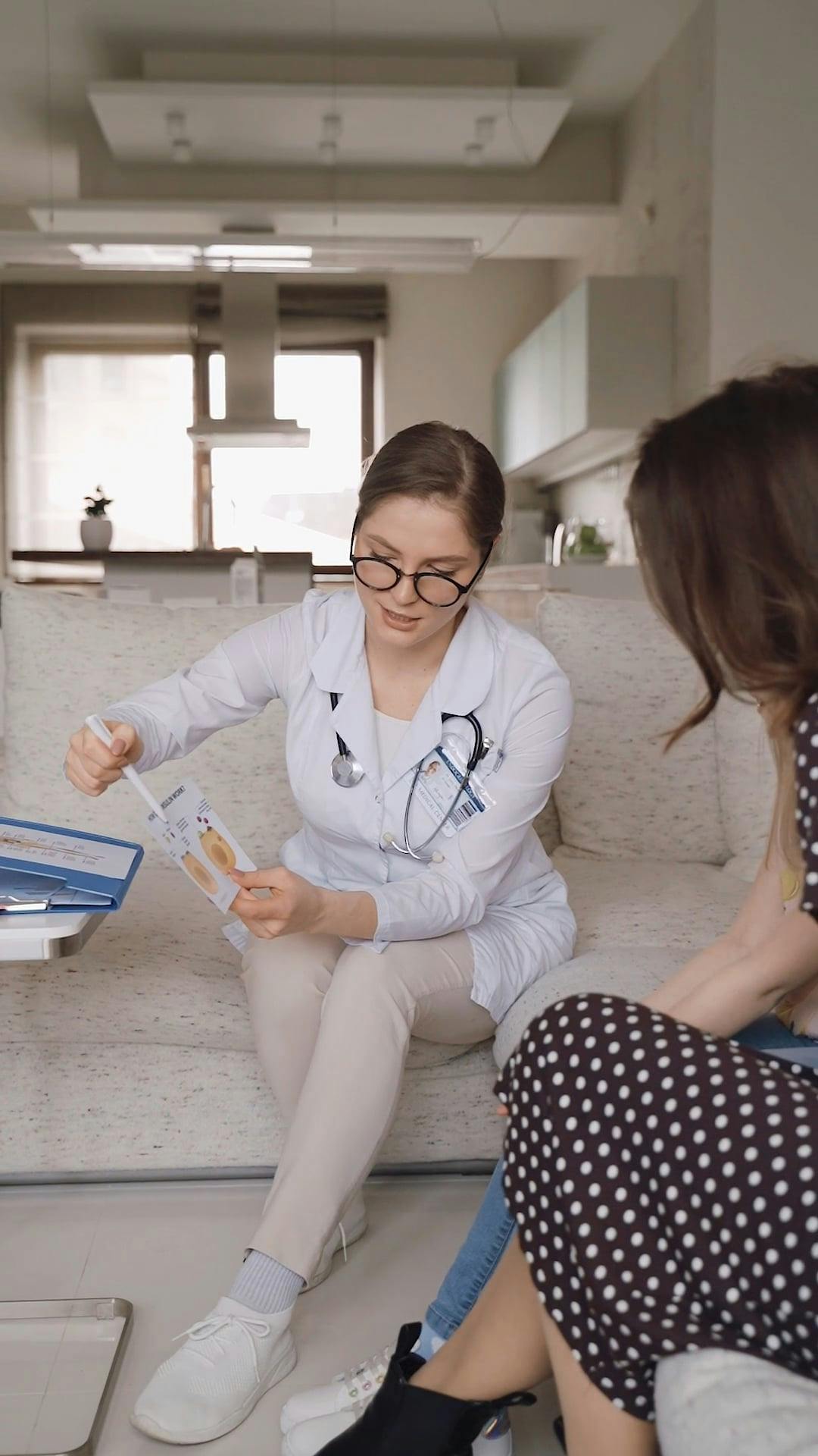 Doctor Talking to the Patient · Free Stock Video