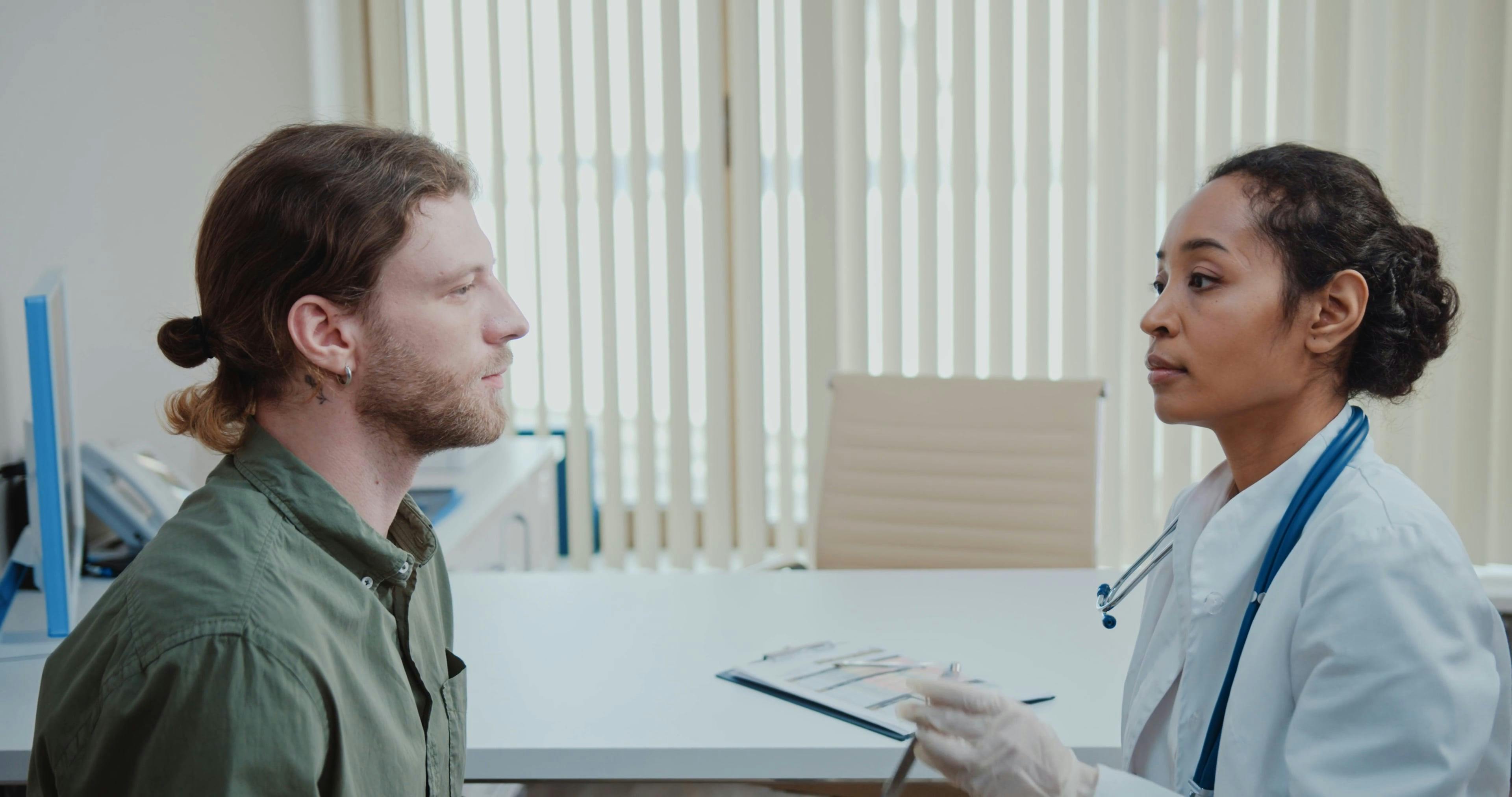 Vídeos de stock gratuitos sobre adentro, atencion al paciente, ayuda ...