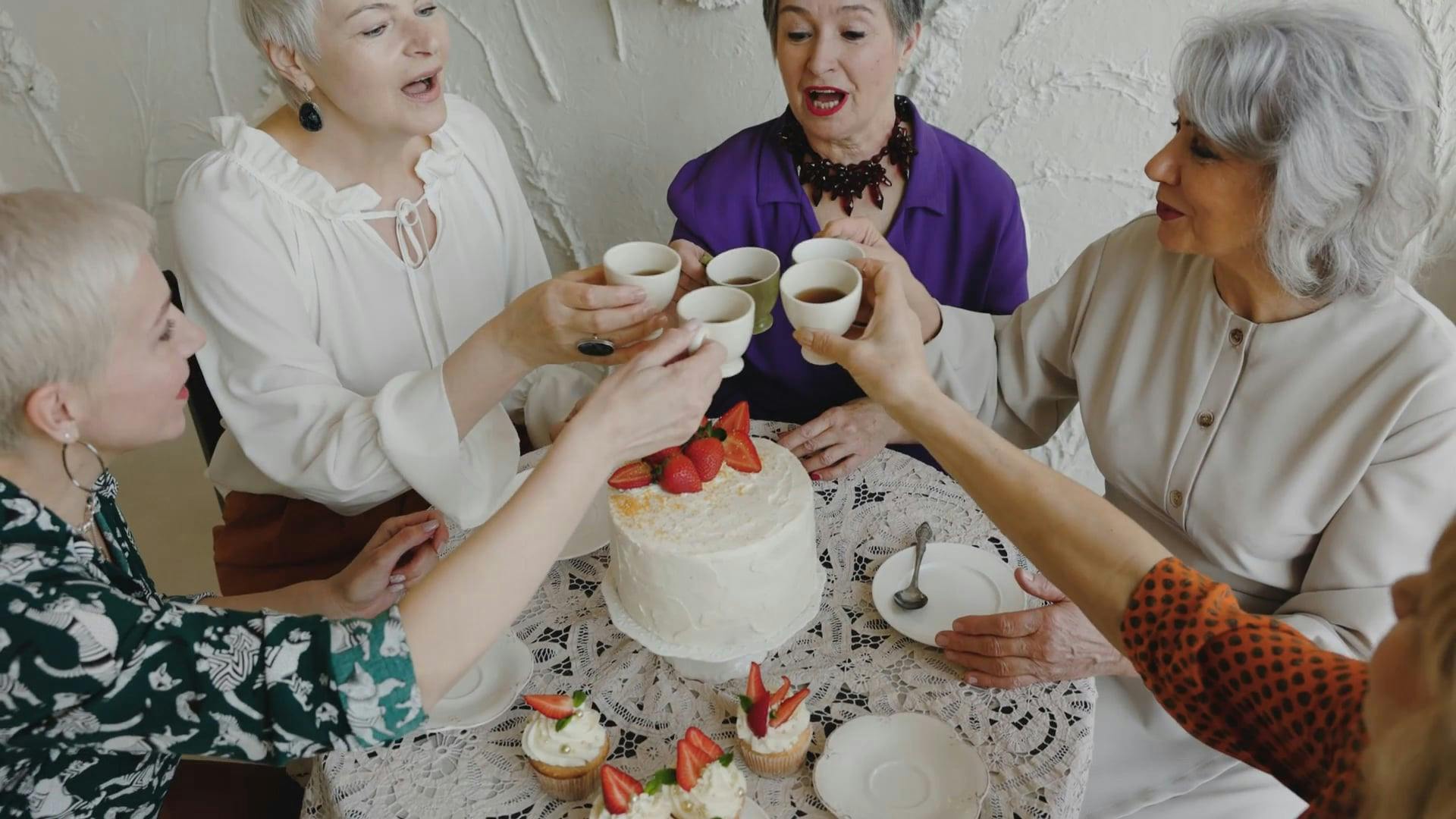 Gratis stockvideo van aan tafel, aardbei, aardbeientaart, bejaarden ...