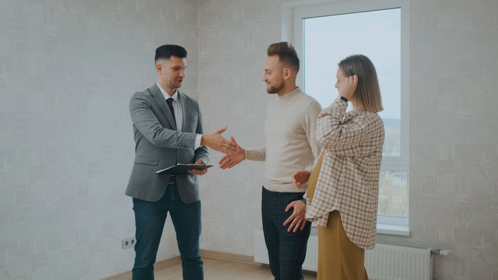 Real Estate Agent Videos, Download The BEST Free 4k Stock Video Footage ...