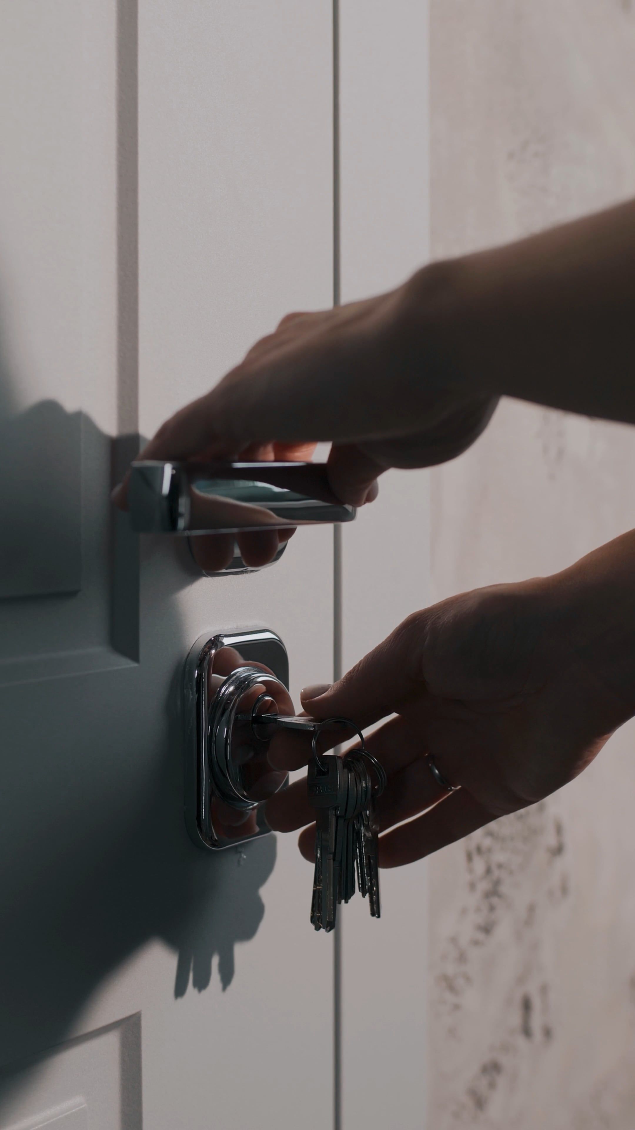 Person Opening the Door · Free Stock Video