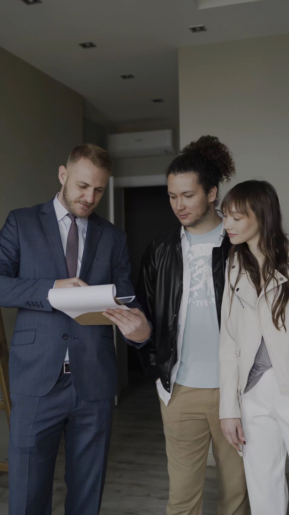 Real Estate Agent Videos, Download The BEST Free 4k Stock Video Footage ...