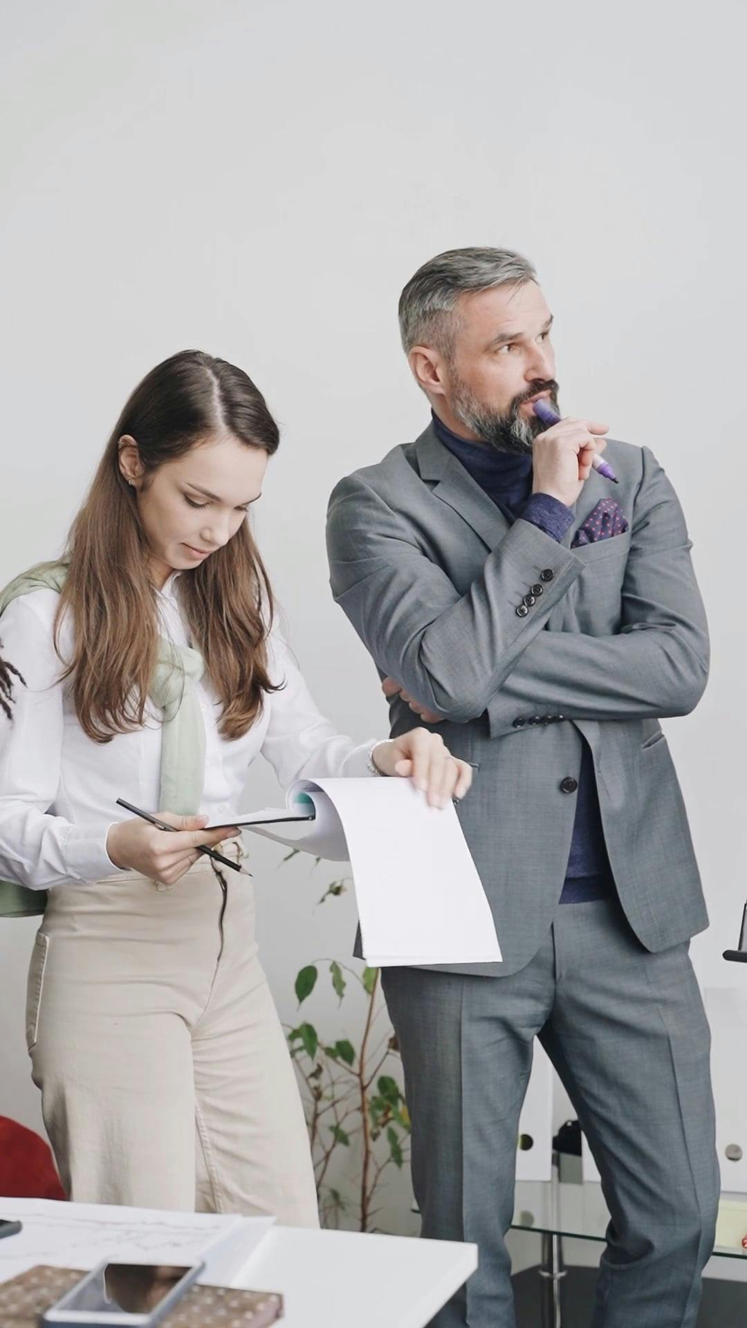 Vídeos de stock gratuitos sobre adentro, adultos, cámara lenta, casual ...