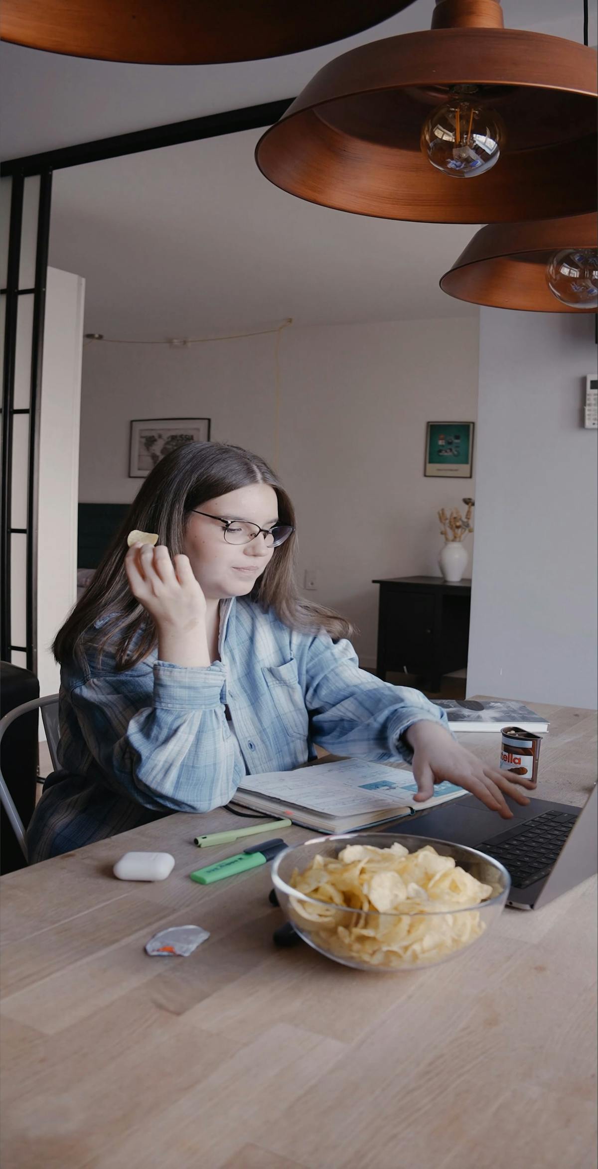 Eating Chips Videos, Download The BEST Free 4k Stock Video Footage ...