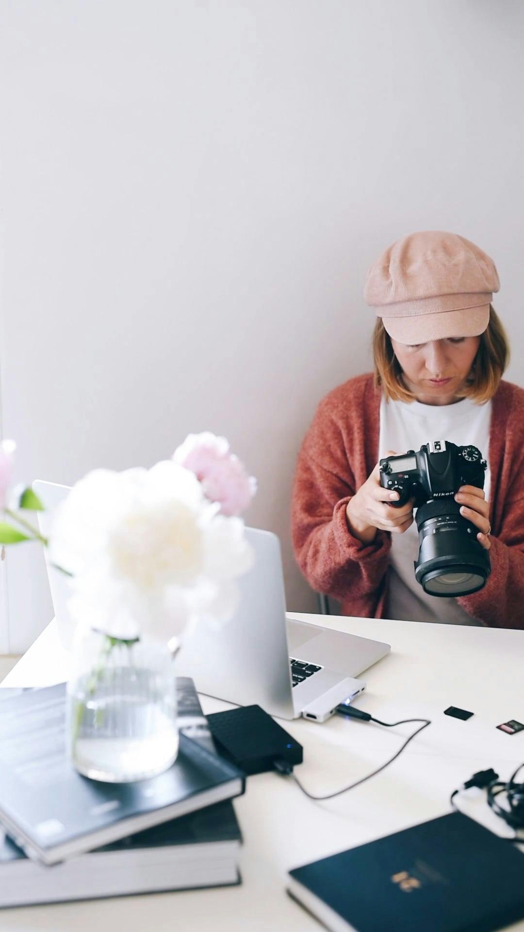 Girl With Book Aesthetic Pics Videos, Download The BEST Free 4k Stock ...