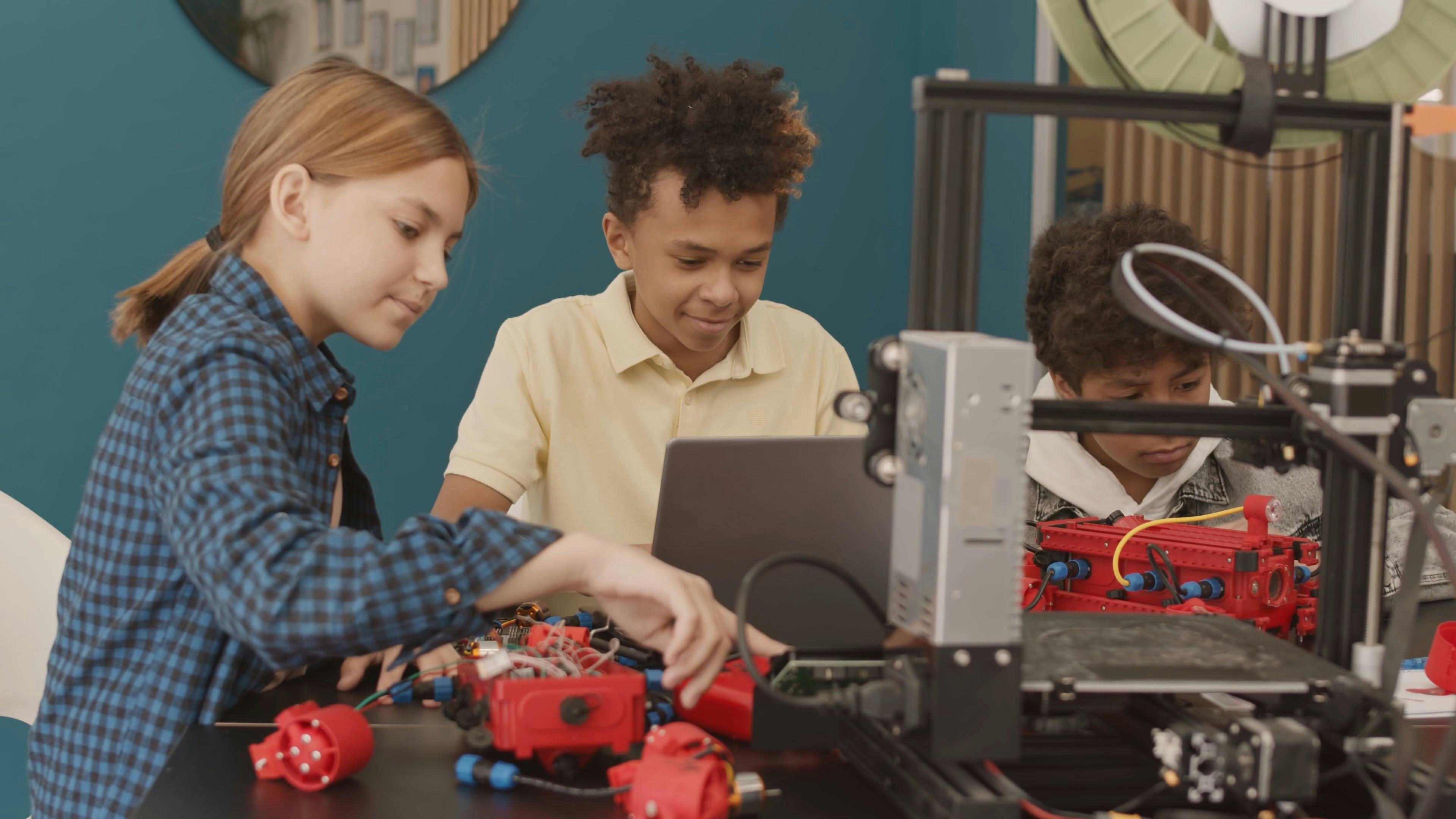 Robot Working Videos, Download The BEST Free 4k Stock Video Footage ...