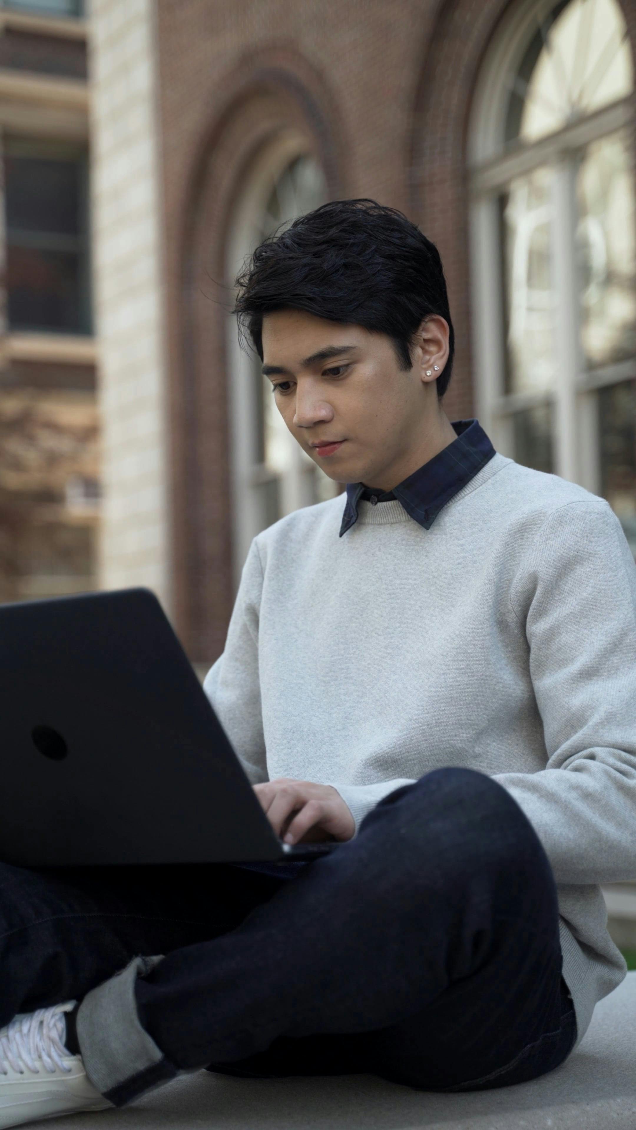 Teen Using Laptop Videos, Download The BEST Free 4k Stock Video Footage ...