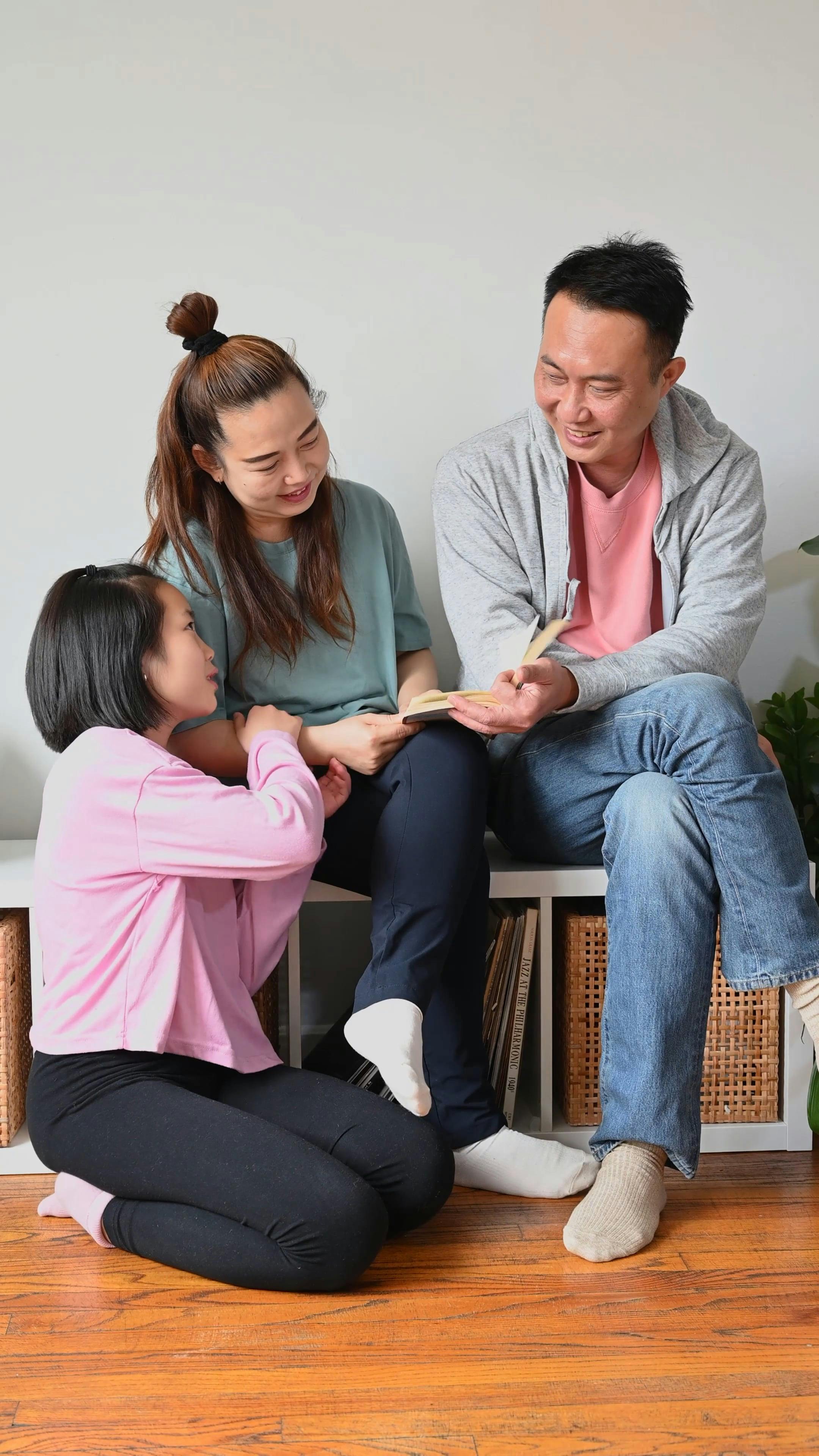 Family Talking while Watching · Free Stock Video