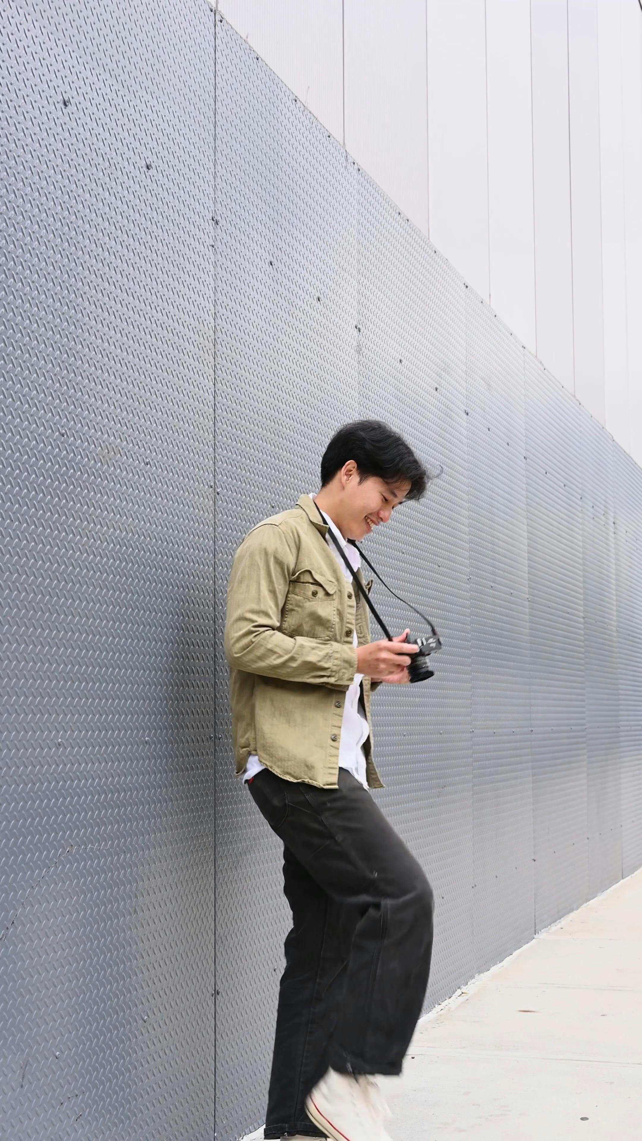 Man holding a Camera · Free Stock Video