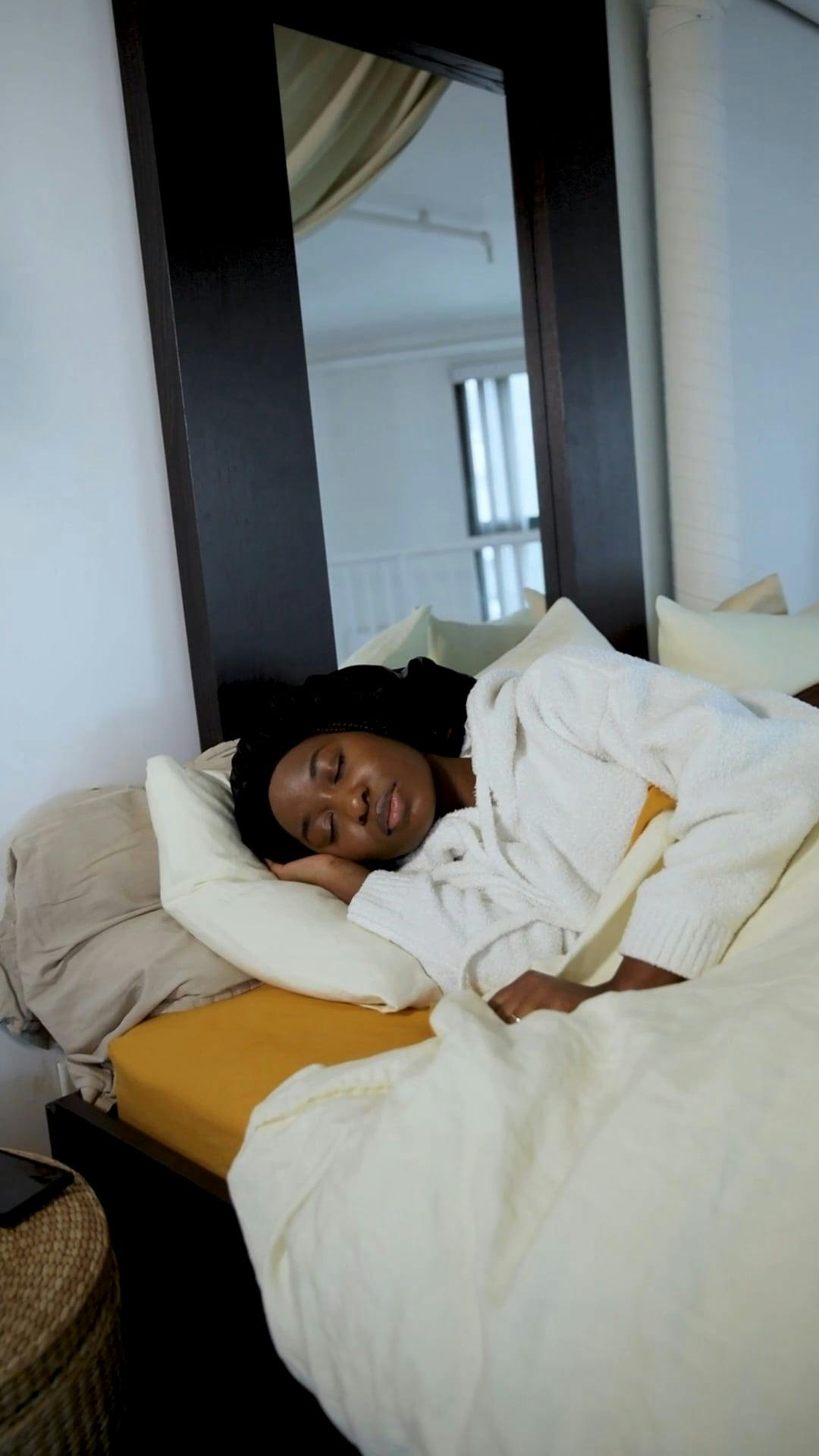 Vídeos de stock gratuitos sobre acogedor, adentro, almohadas, atuendo ...