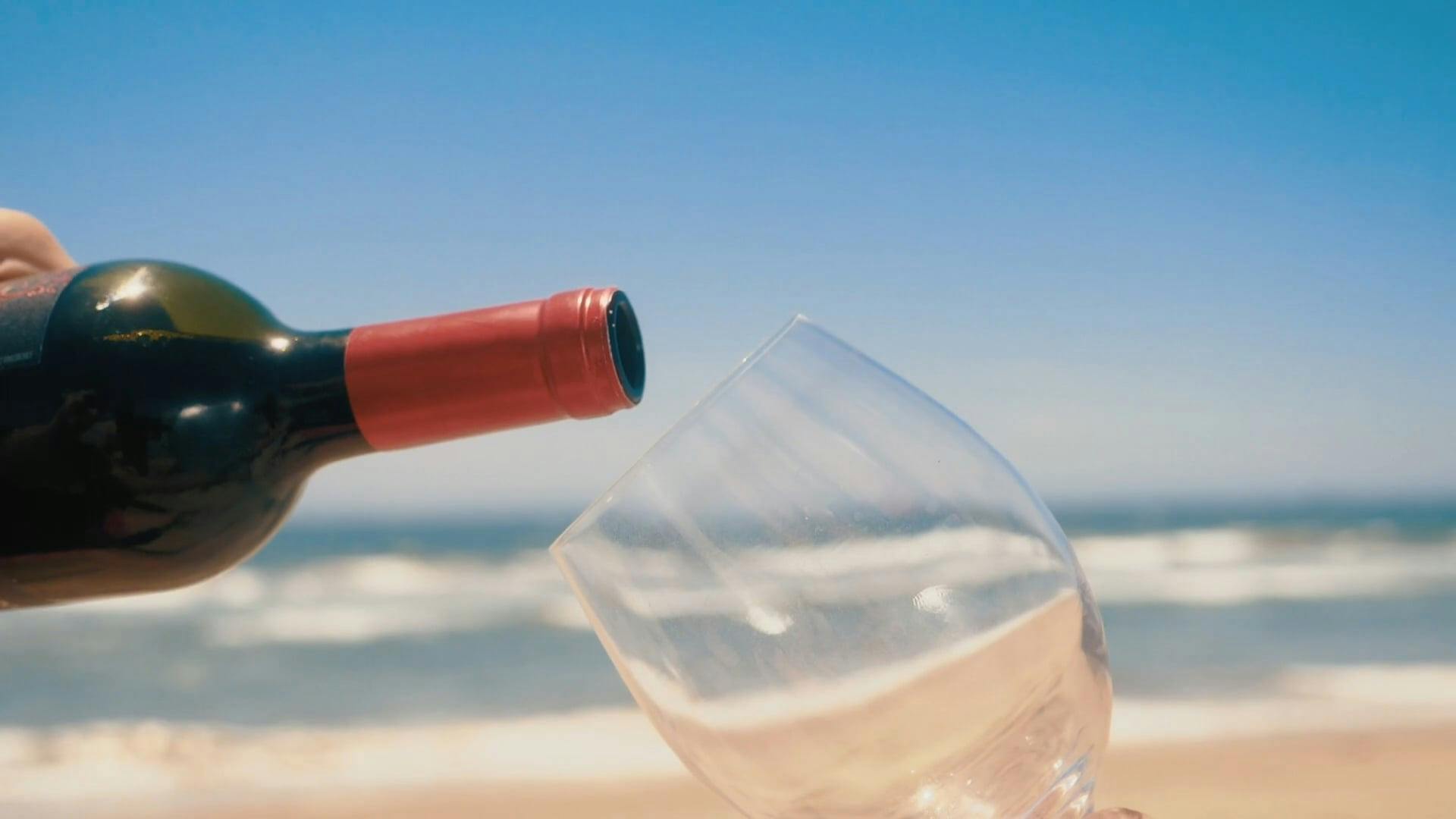 Vídeos de stock gratuitos sobre al aire libre, alcohol, beber, botella ...