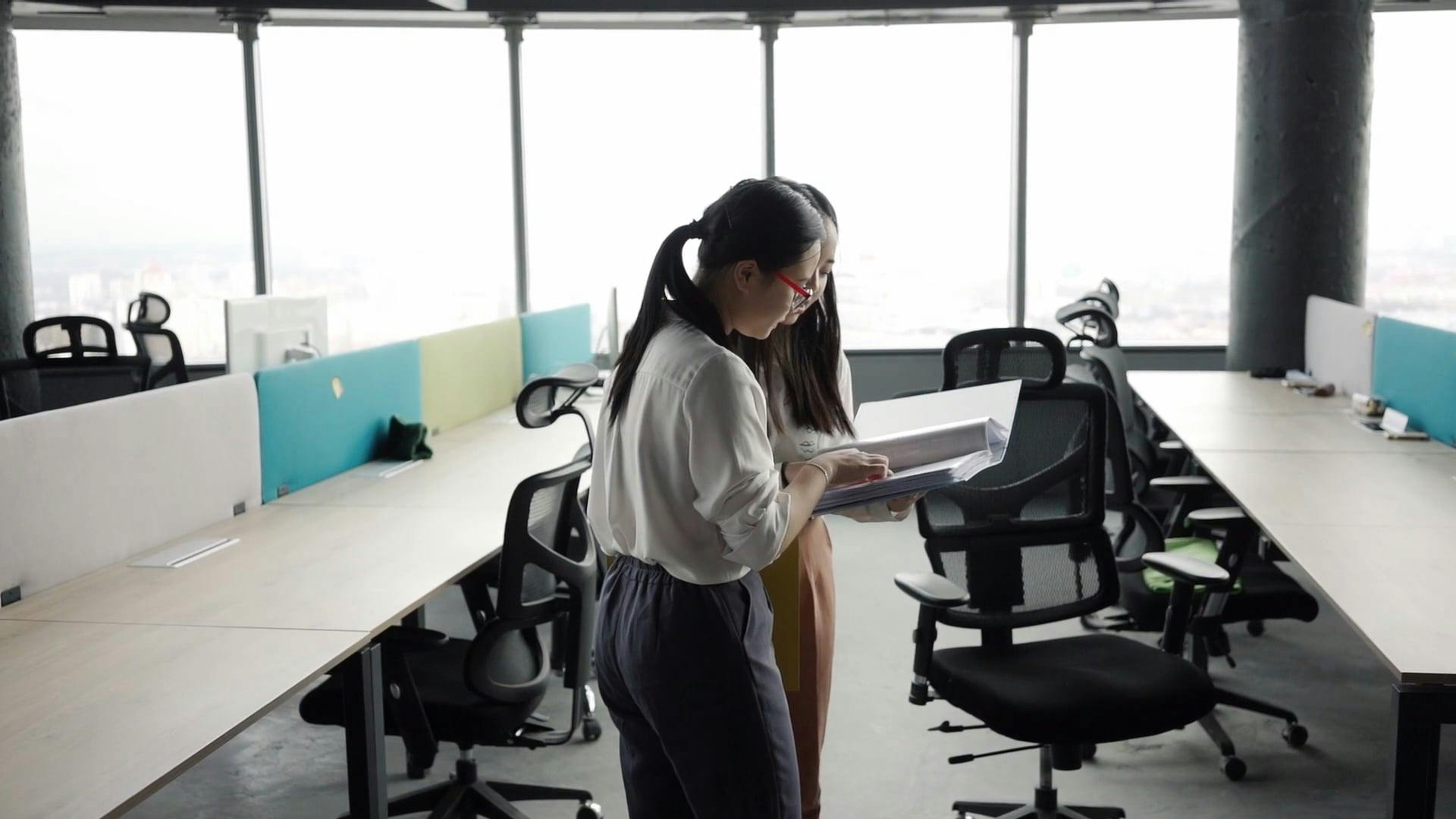 A Busy Office, People Talking And Exchanging Work Videos, Download The ...