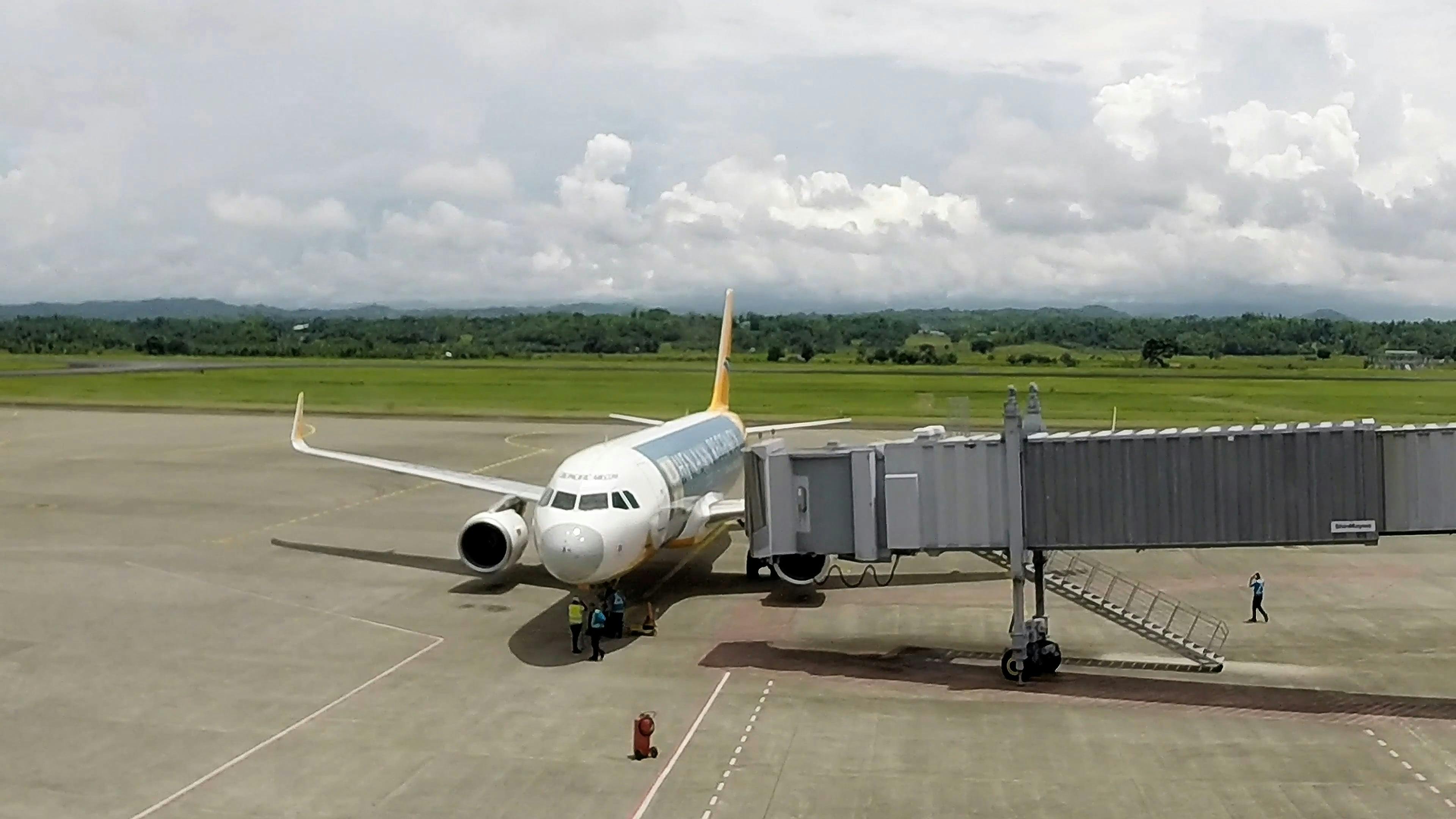 A Jet Bridge Attaching to an Aircraft · Free Stock Video