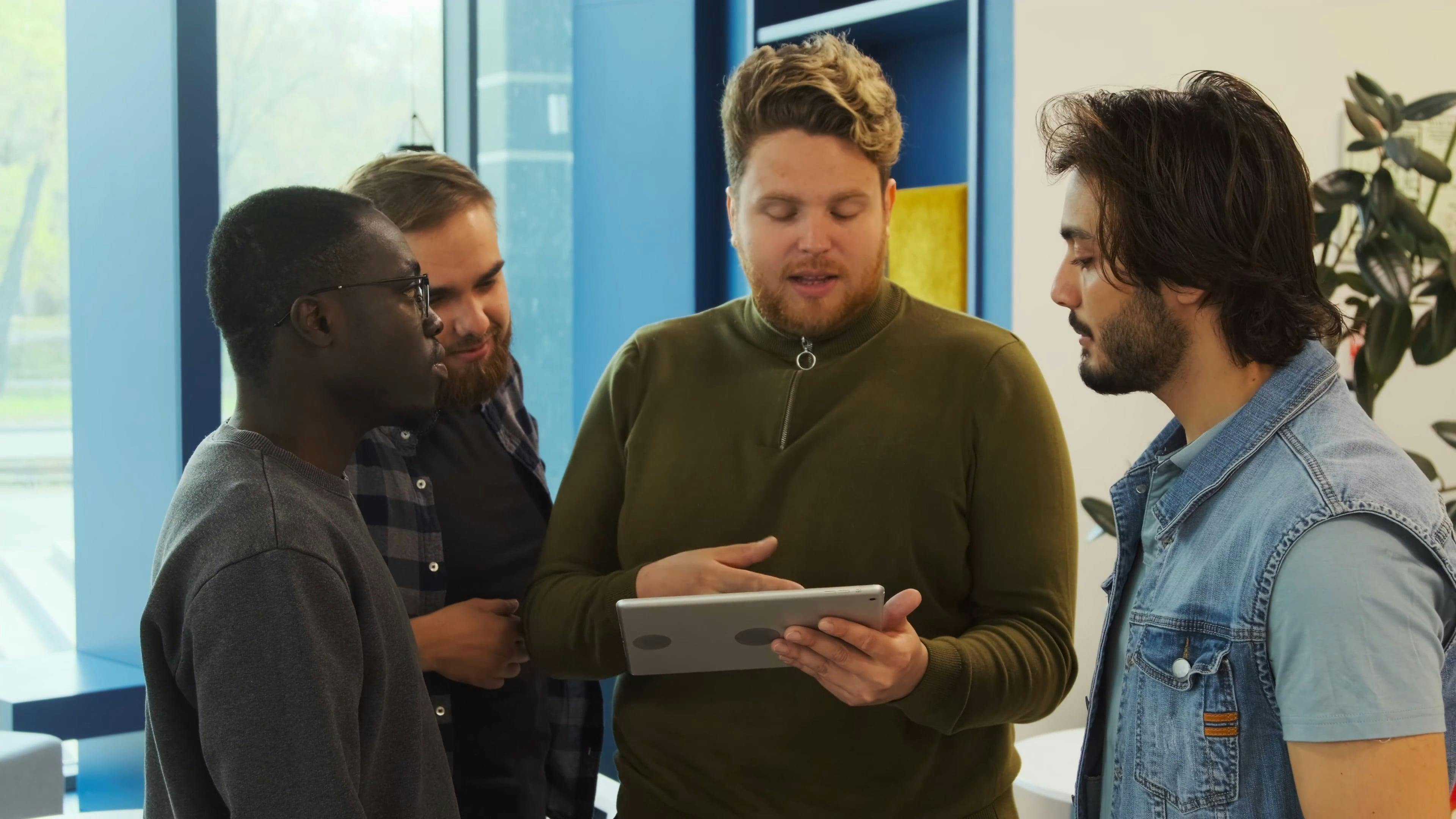 Vídeos de stock gratuitos sobre adentro, artilugio, casual de negocios ...