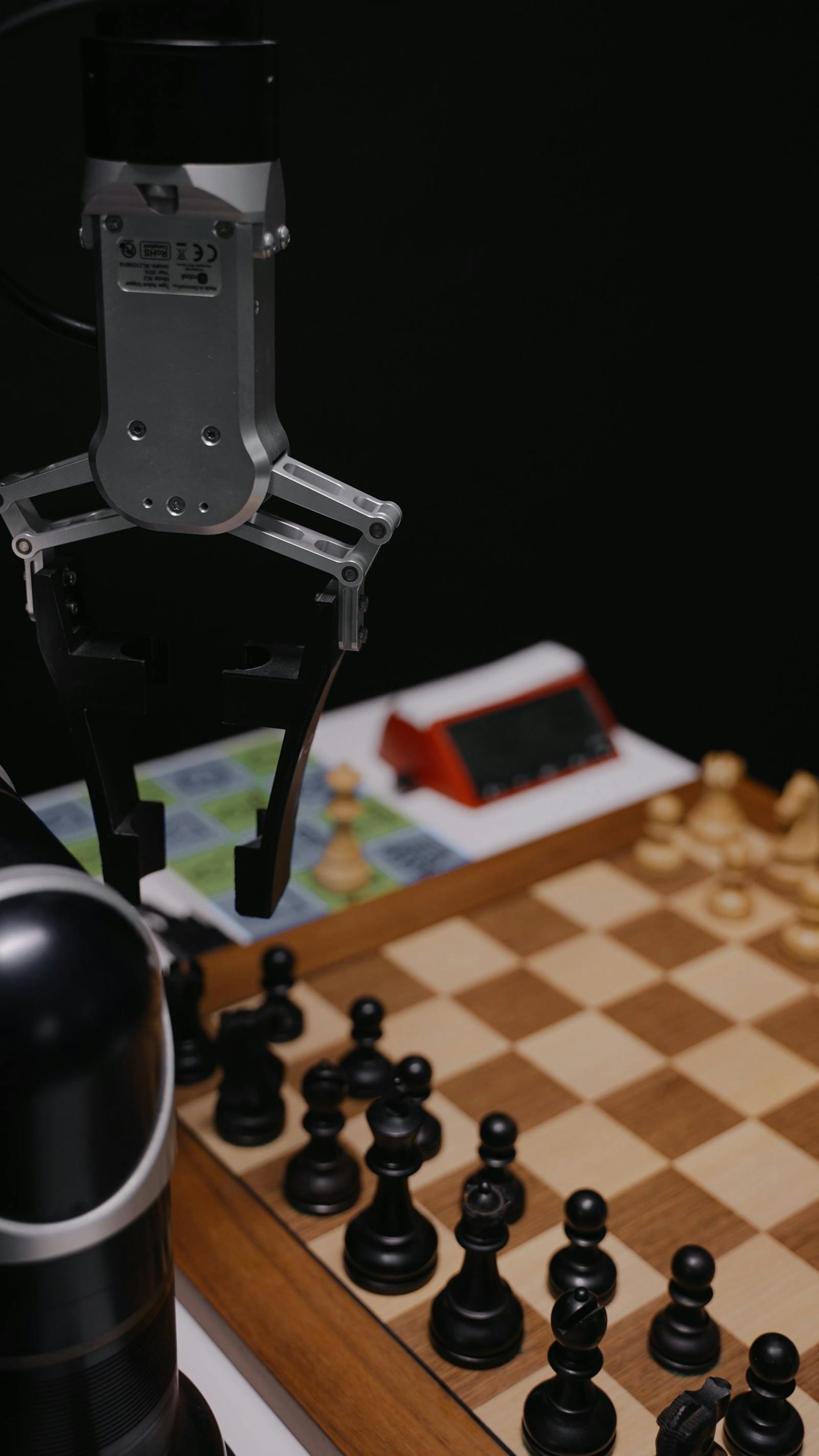 有关人工智慧 人工智能技术 人类与机器 創新 国际象棋比赛 垂直视频 室内环境 工作室照明 技術 播放 智能自动化 机器