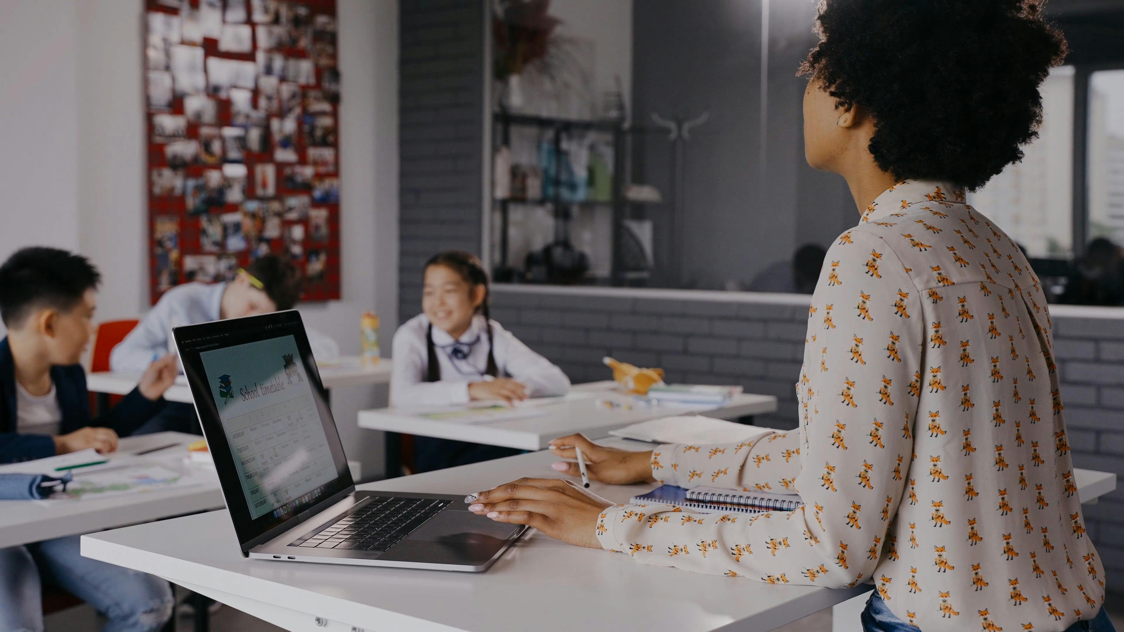 Teacher Tapping Her Table · Free Stock Video