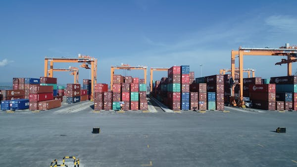 有关供应链 倉庫 全球交易 全球航运 出口 卡車 叉车 商业运输 商埠 堆叠容器 多式联运 容器 工业港 工业物流