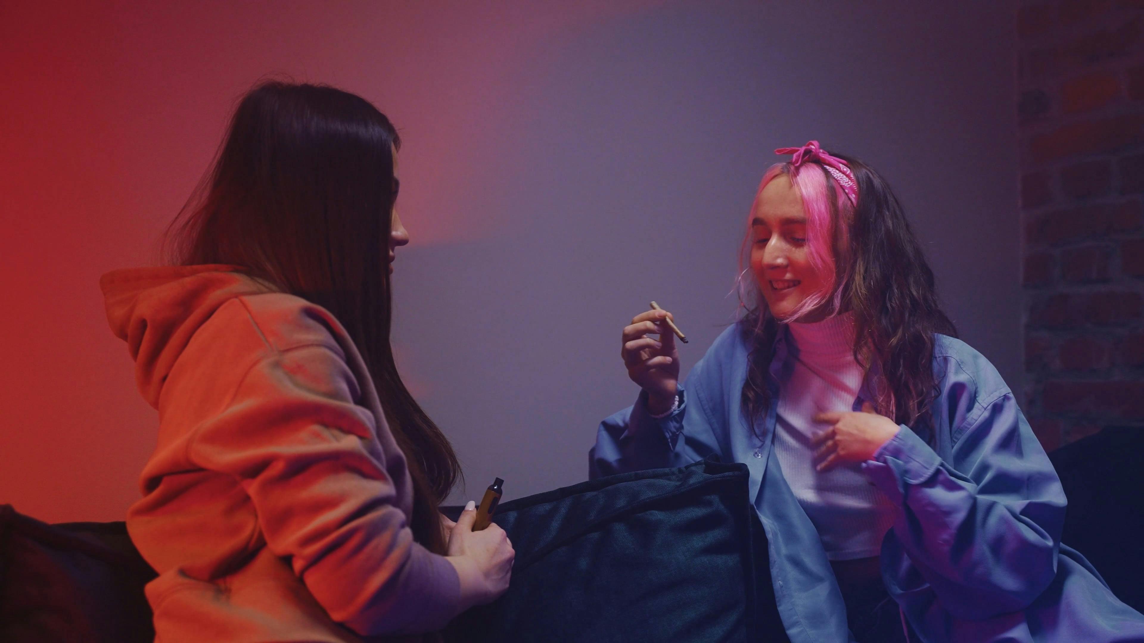 Friends Vaping Videos, Download The BEST Free 4k Stock Video Footage ...