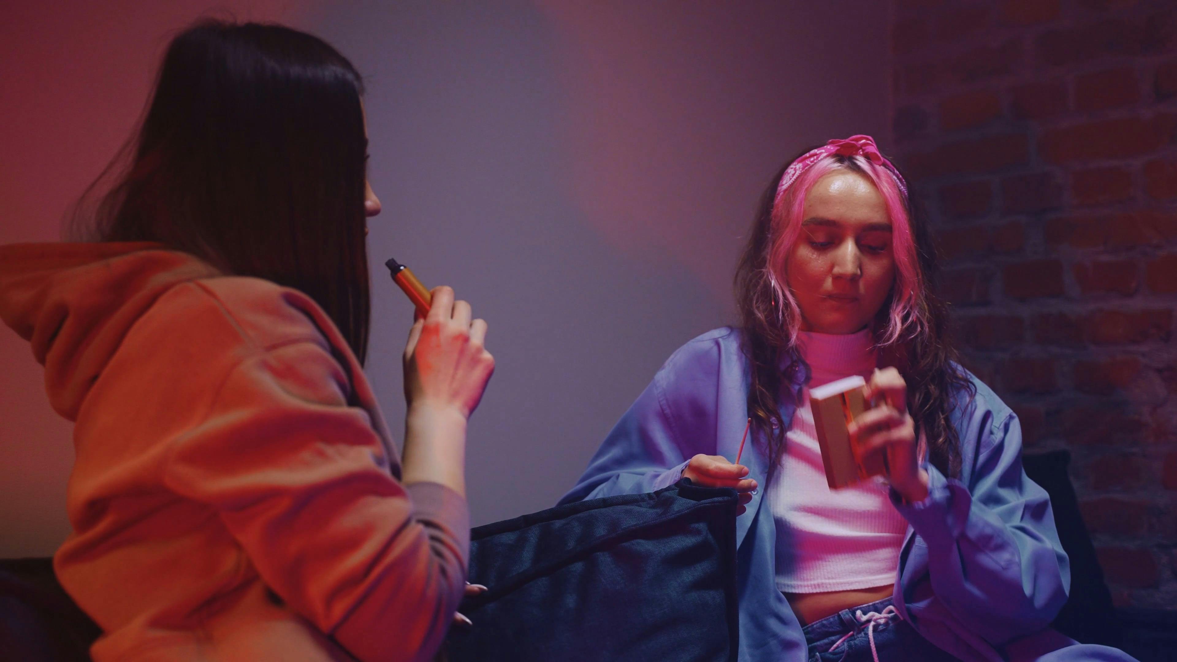 Friends Vaping Videos, Download The BEST Free 4k Stock Video Footage ...