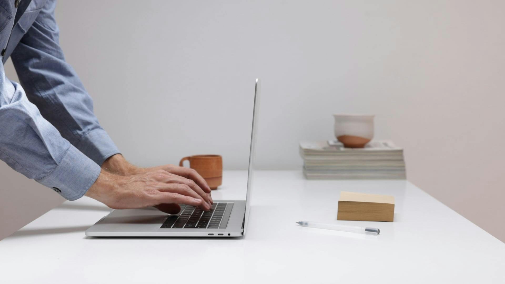 Laptop Closing Videos, Download The BEST Free 4k Stock Video Footage ...