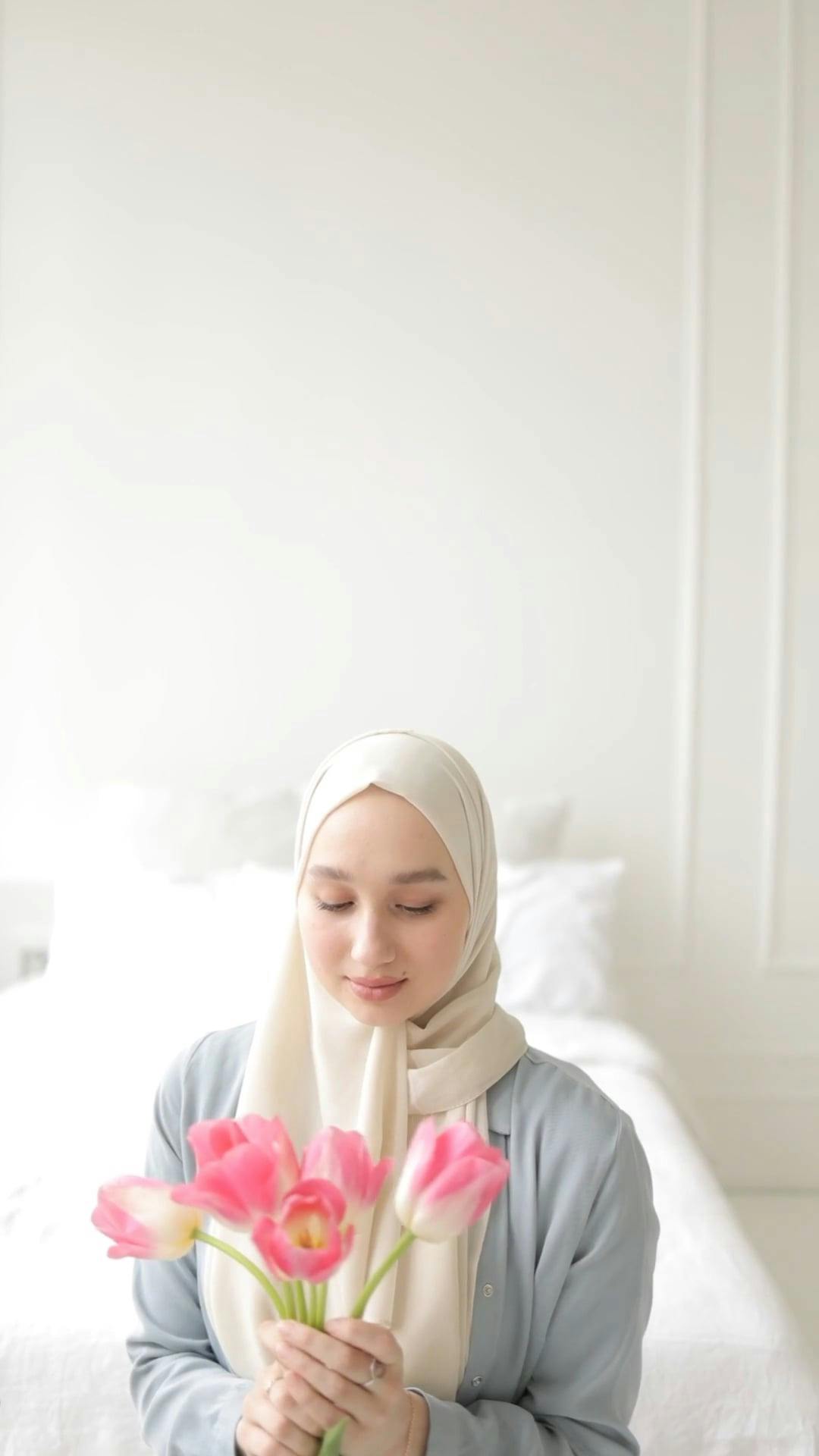 Hijabi Woman Holding Flowers Videos, Download The BEST Free 4k Stock ...