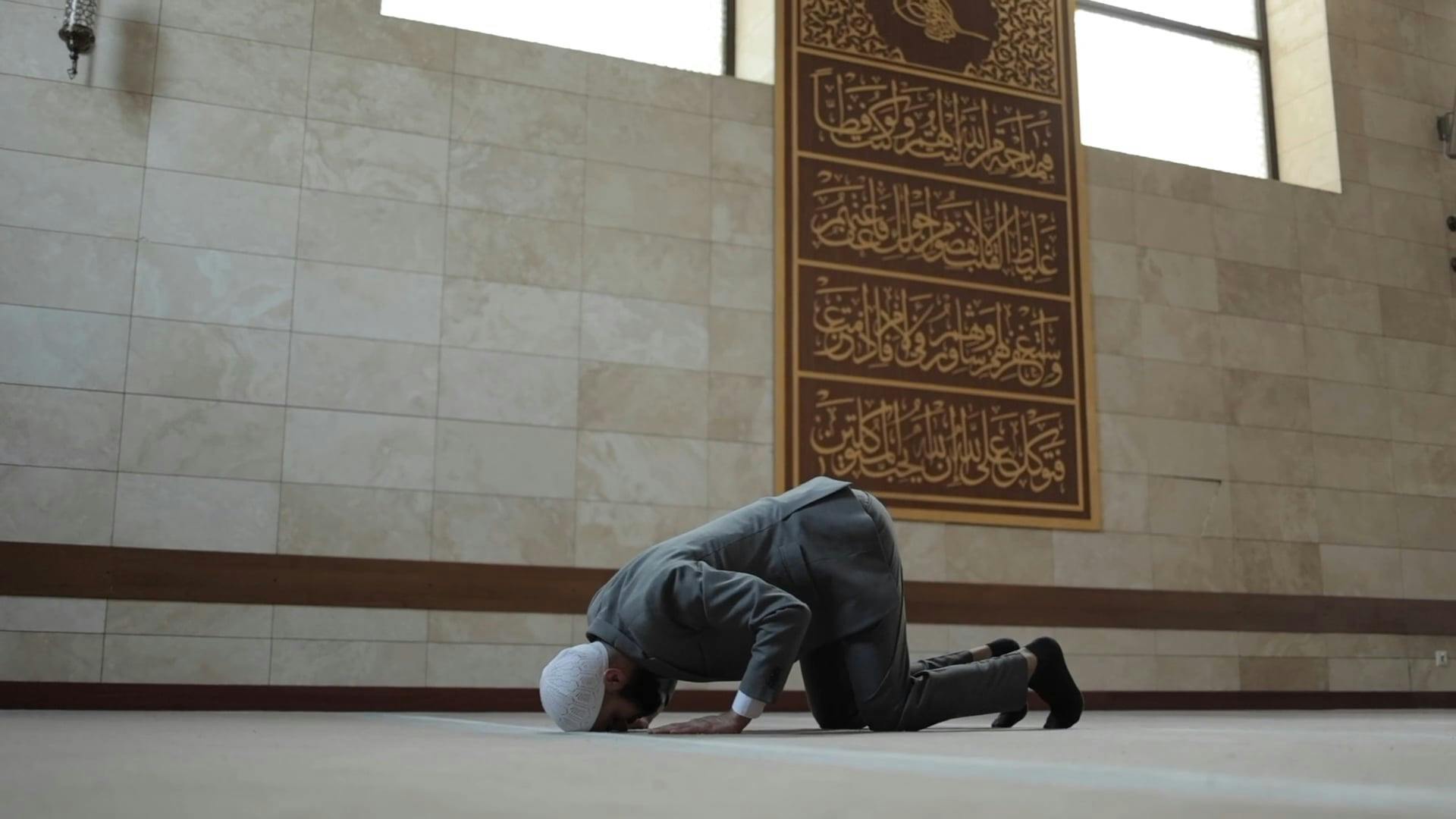 A Man Praying in a Mosque · Free Stock Video