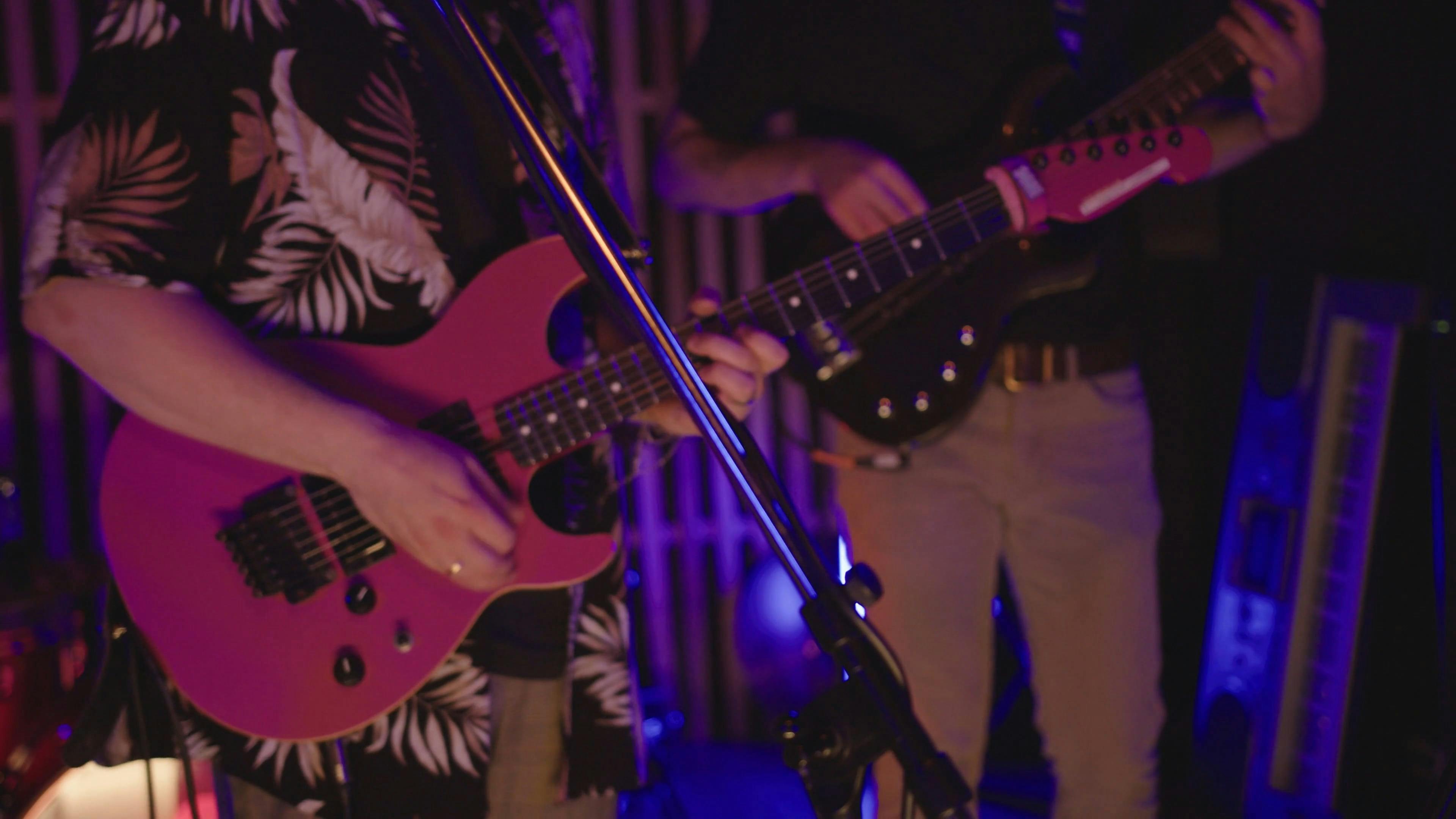 Um Guitarrista Membro De Uma Banda Tocando Guitarra Elétrica · Vídeo ...
