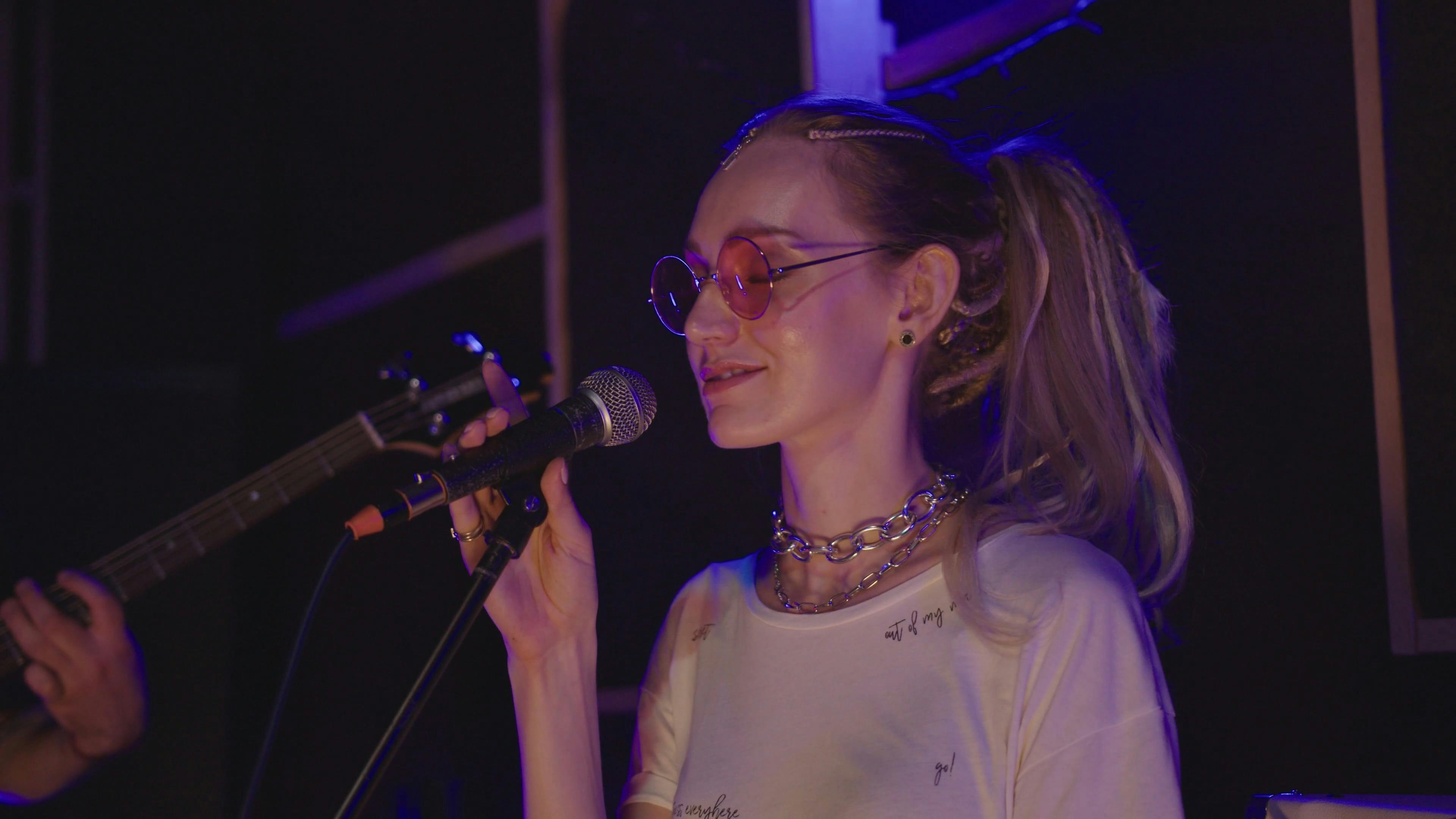 Vibing Videos, Download The BEST Free 4k Stock Video Footage & Vibing ...