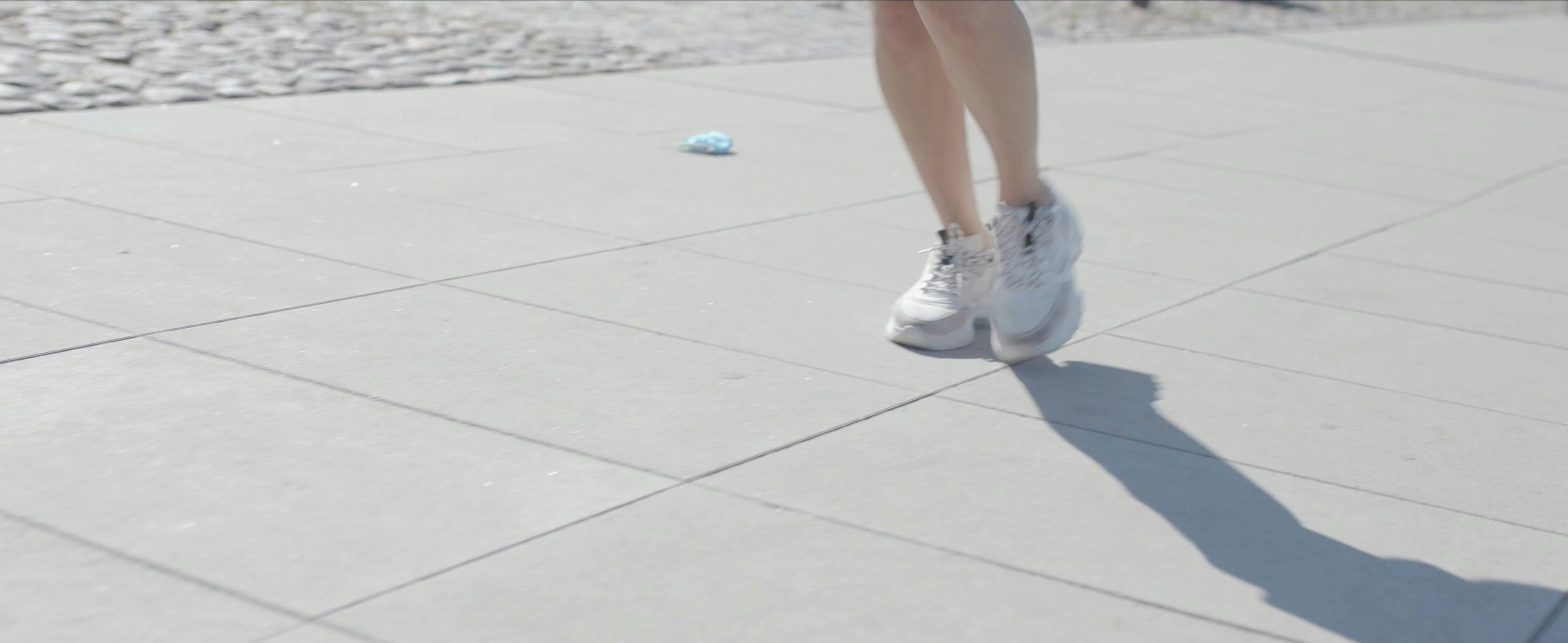 A Knee Level Shot of a Person Running · Free Stock Video