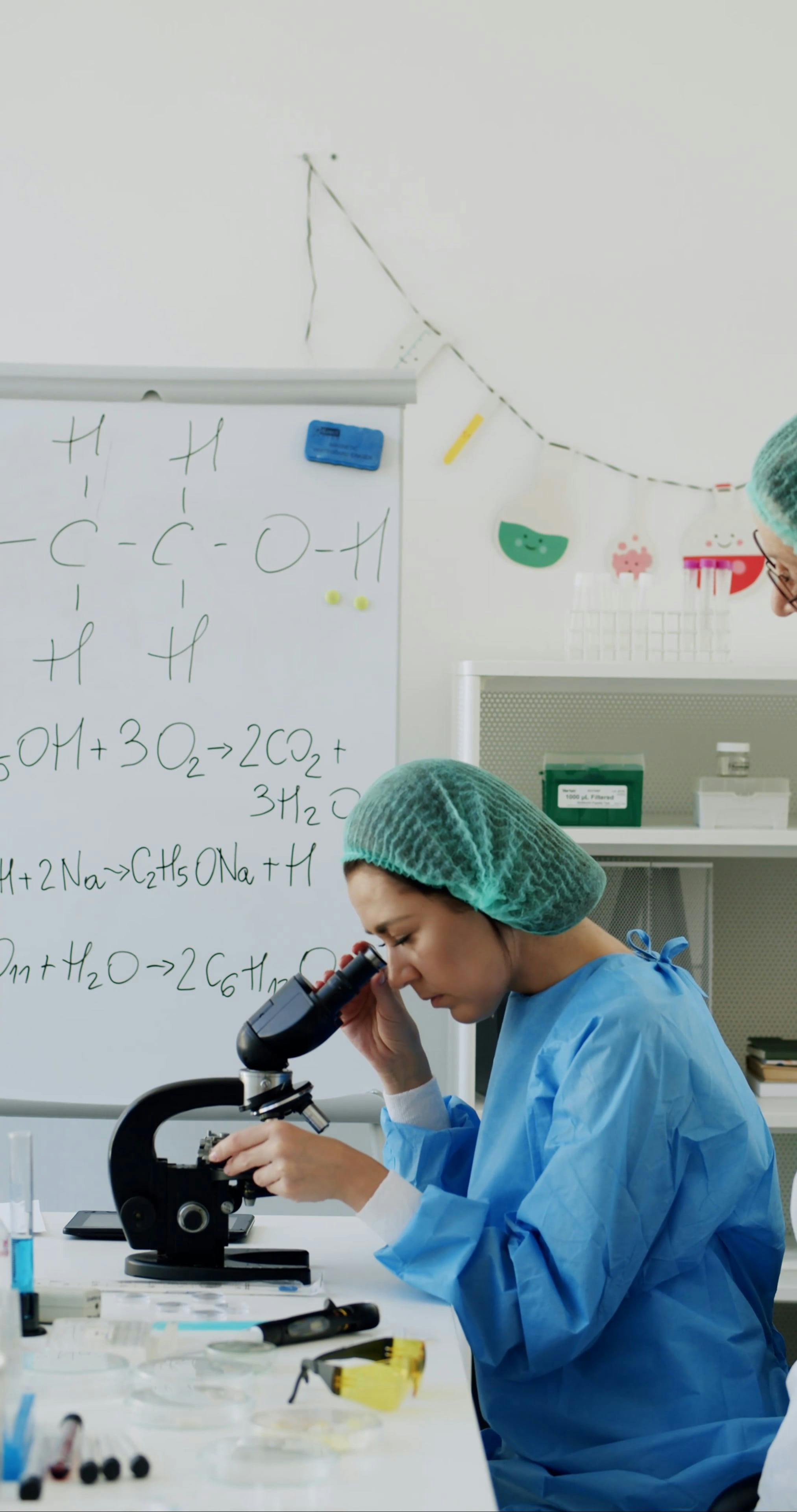 Kostenloses Stock-Video mit dem Thema anschauen, arbeiten, chemisch