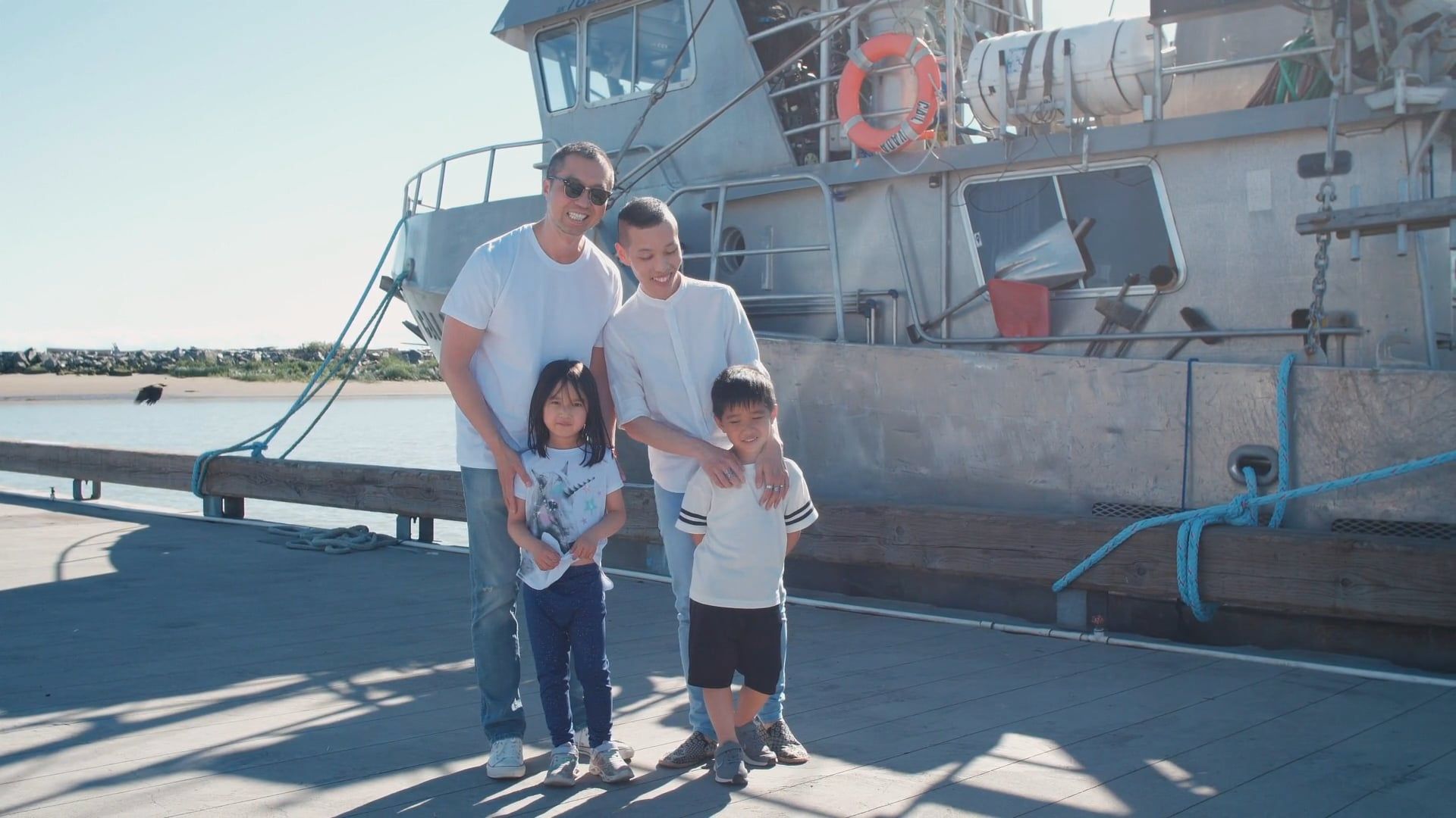 Uma Família Feliz Reunida Perto Do Navio · Vídeo profissional gratuito