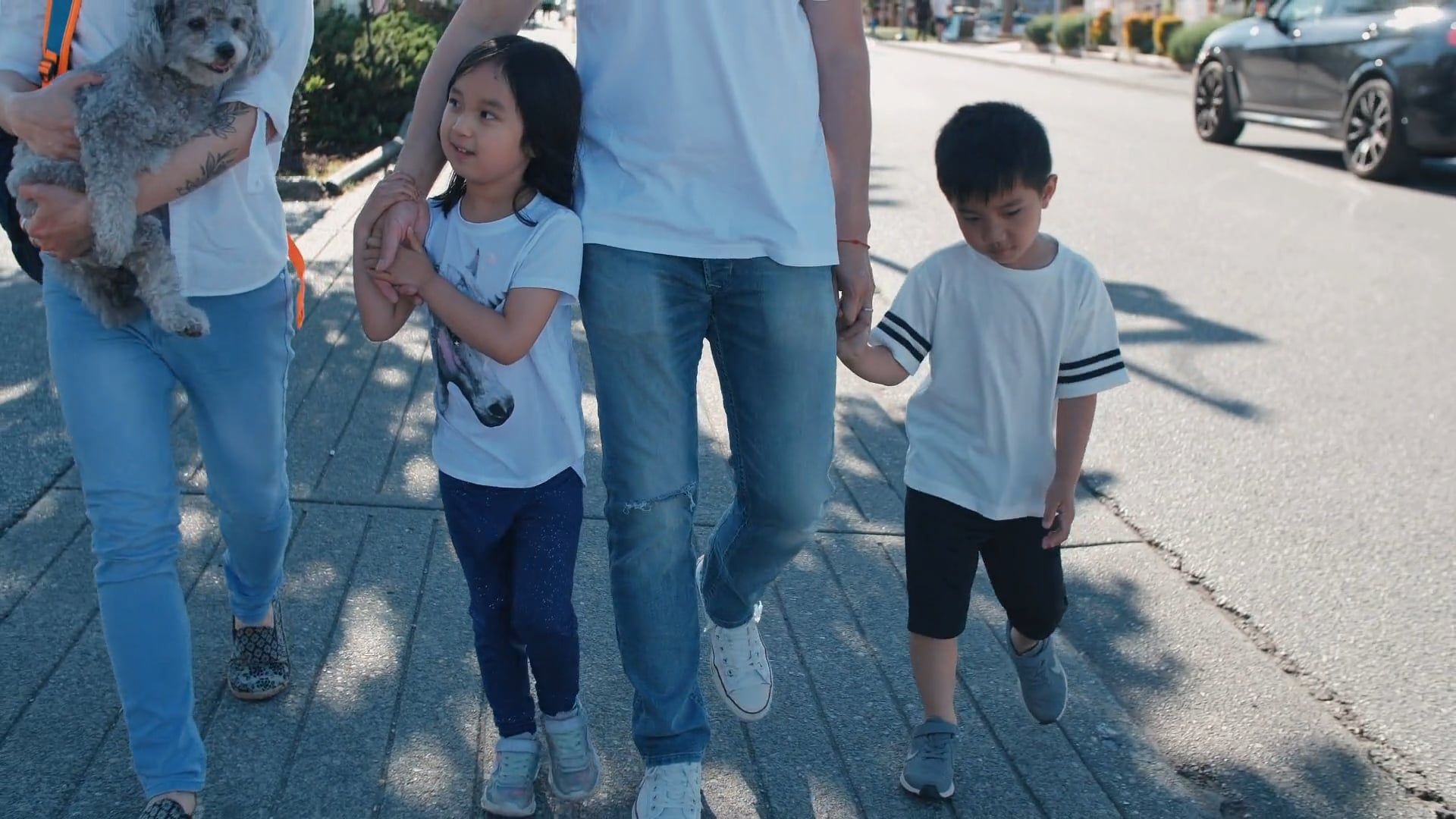 Familia Caminando Juntos En La Acera · Vídeos de stock gratuitos