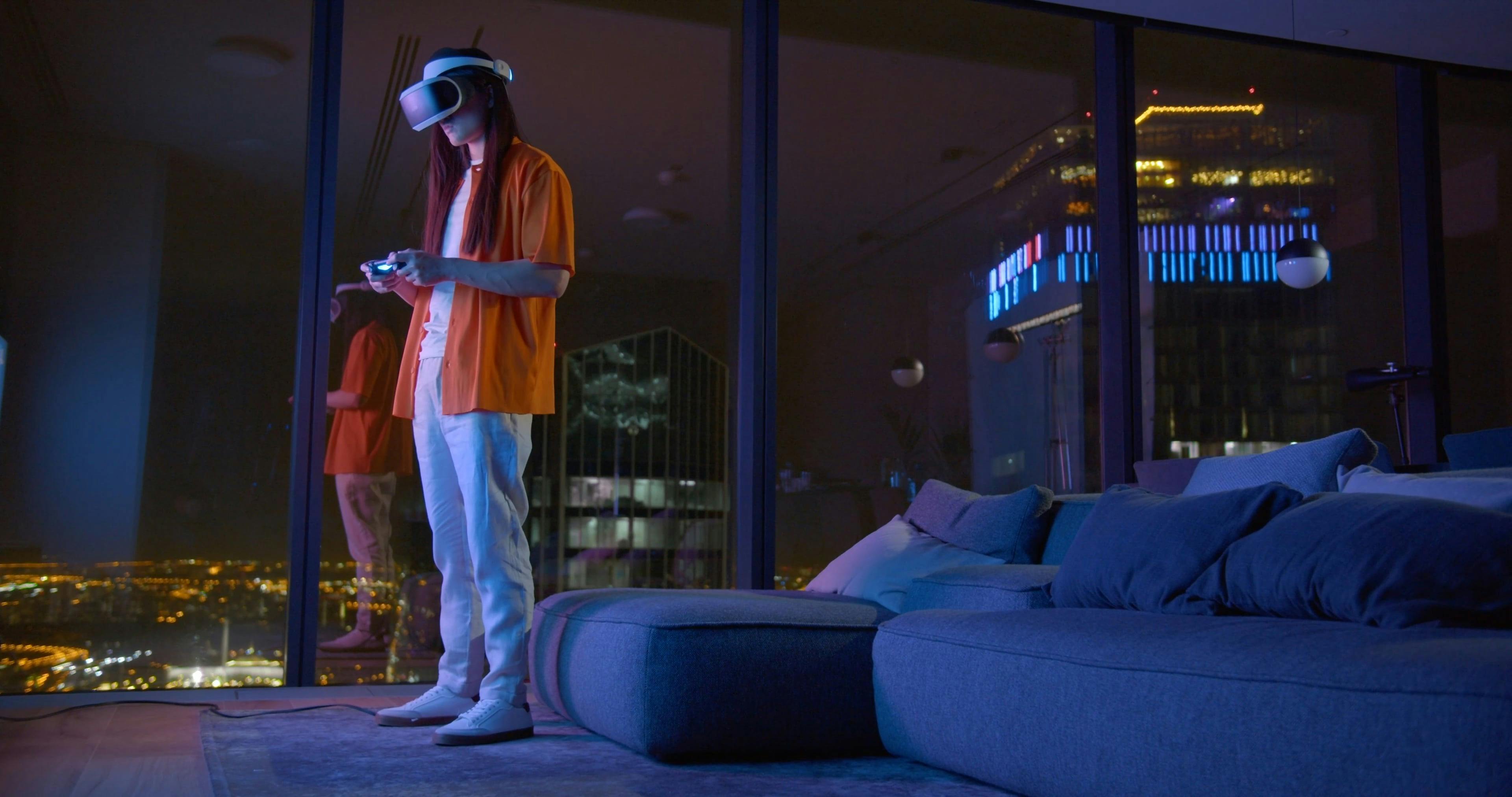 Vídeos de stock gratuitos sobre adentro, casco RV, control remoto