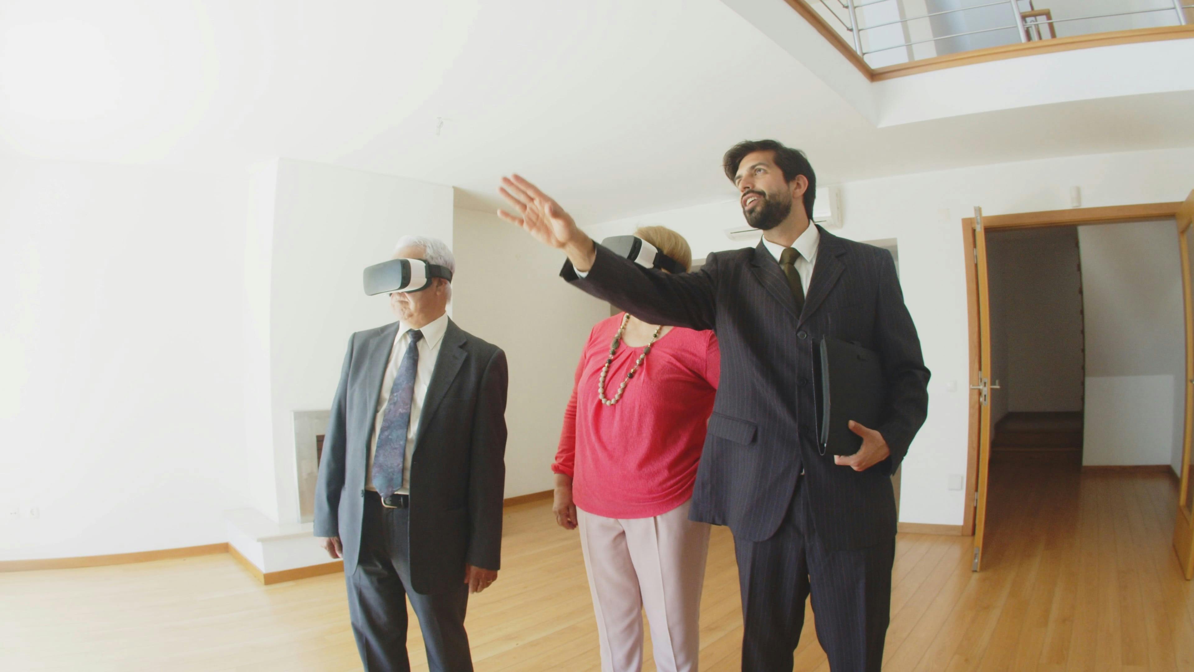 Realtor Showing a House to Buyers In a Virtual Set Up · Free Stock Video