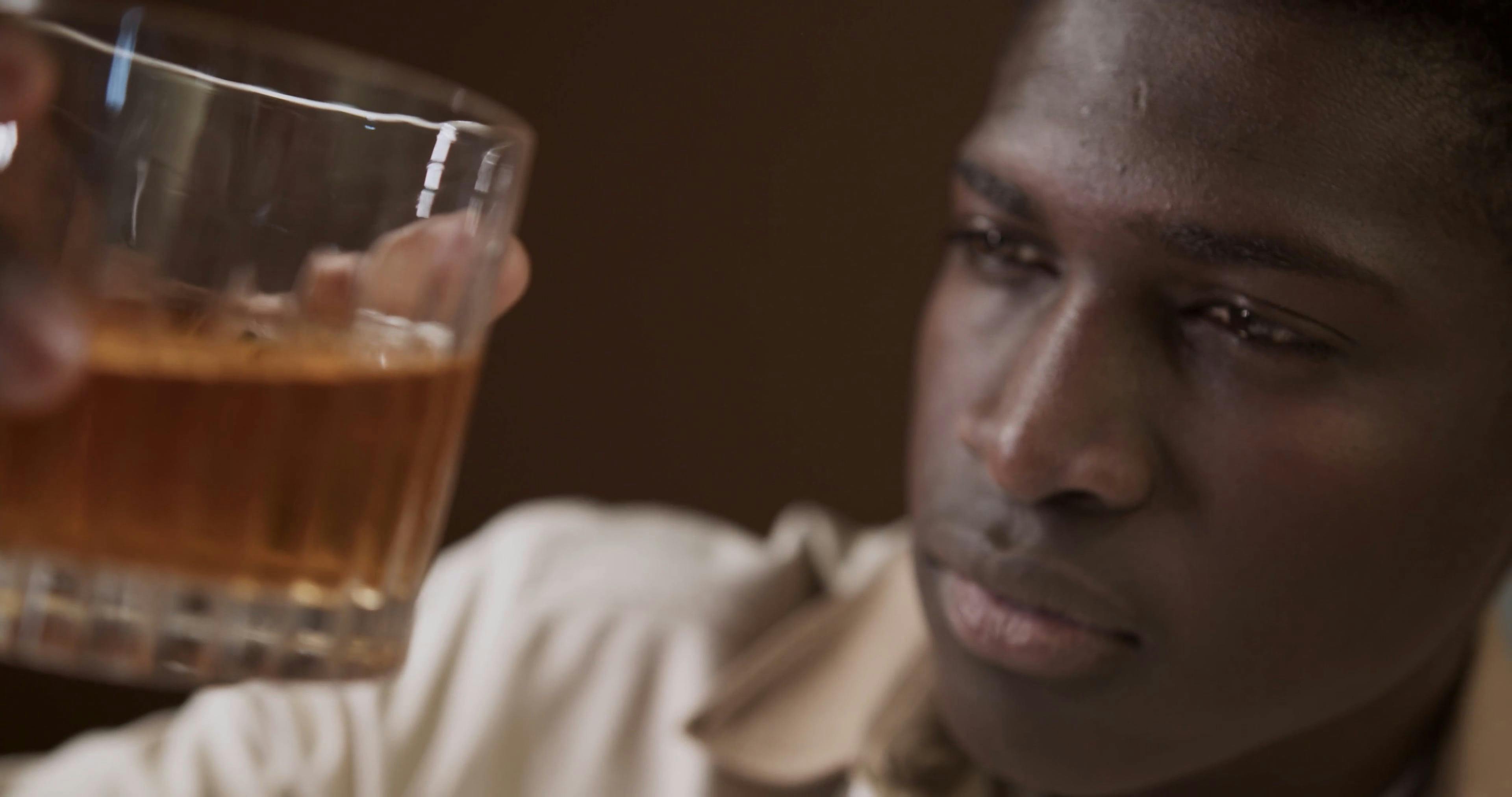 Vídeos de stock gratuitos sobre adentro, adulto, alcohol, ambiente de ...