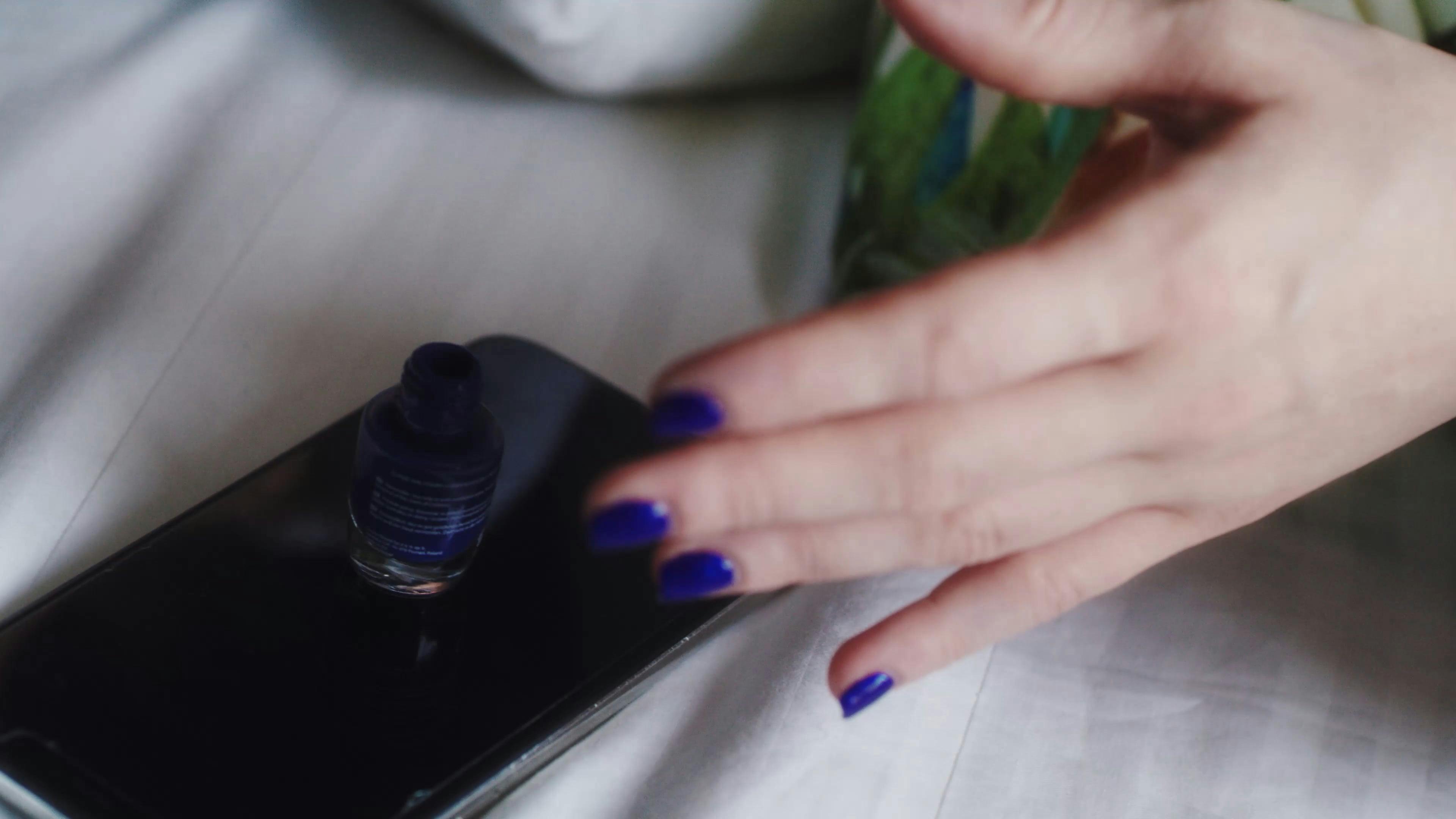 Vídeo profissional gratuito de aplicando, colocando, esmalte de unha ...