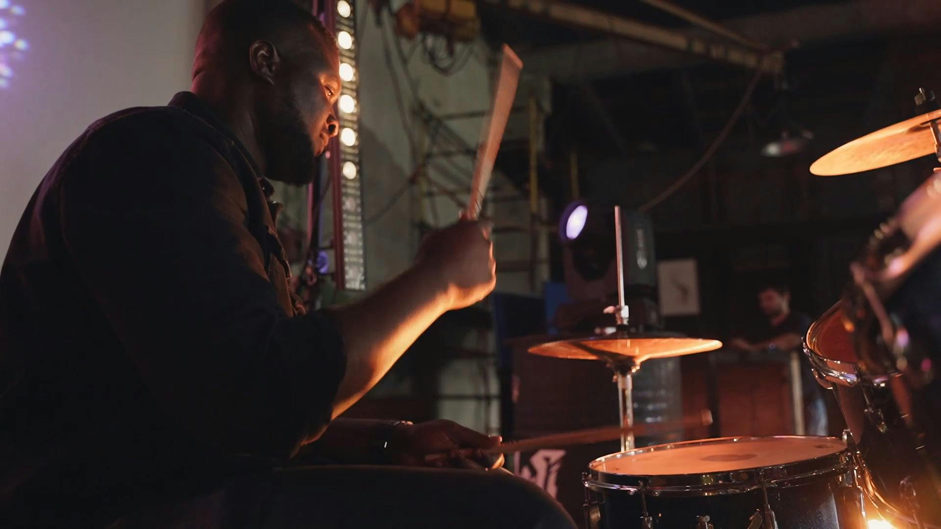 공연 공연하는 나지만 놀이 다이나믹한 독창성 드러머 드럼 라이브 공연 라이브 음악 리듬 무대 뒤에서 무대 조명 문화적 뮤지션 밤문화 밴드