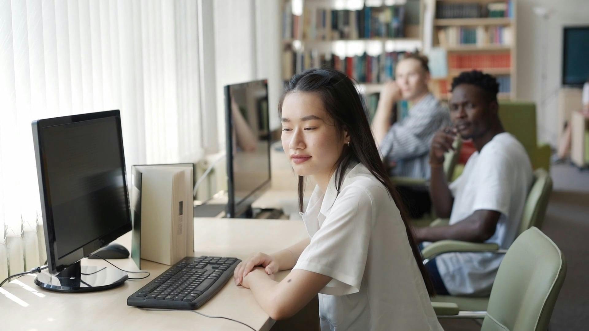 Vídeos de stock gratuitos sobre académico, acceso a internet, adultos ...