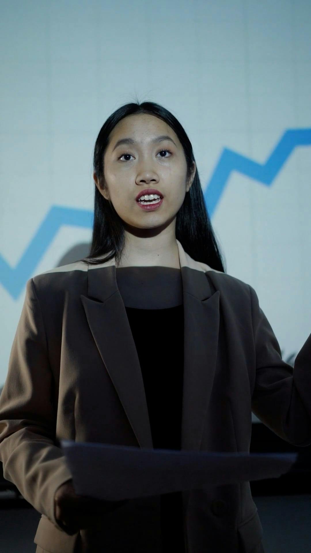 Presenting Confidence Videos, Download The BEST Free 4k Stock Video Footage & Presenting ...