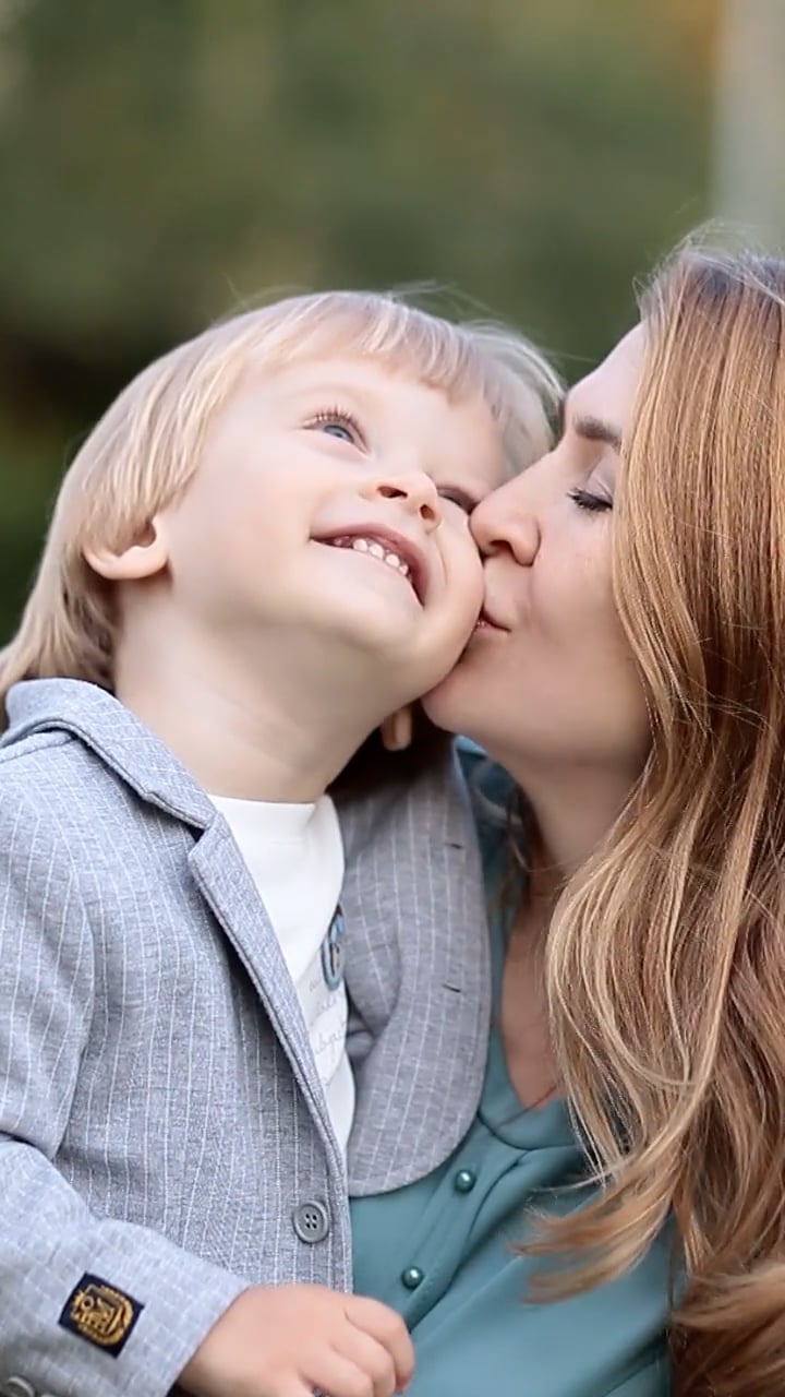 Son+And+Mom+French+Kissing Videos, Download The BEST Free 4k Stock ...