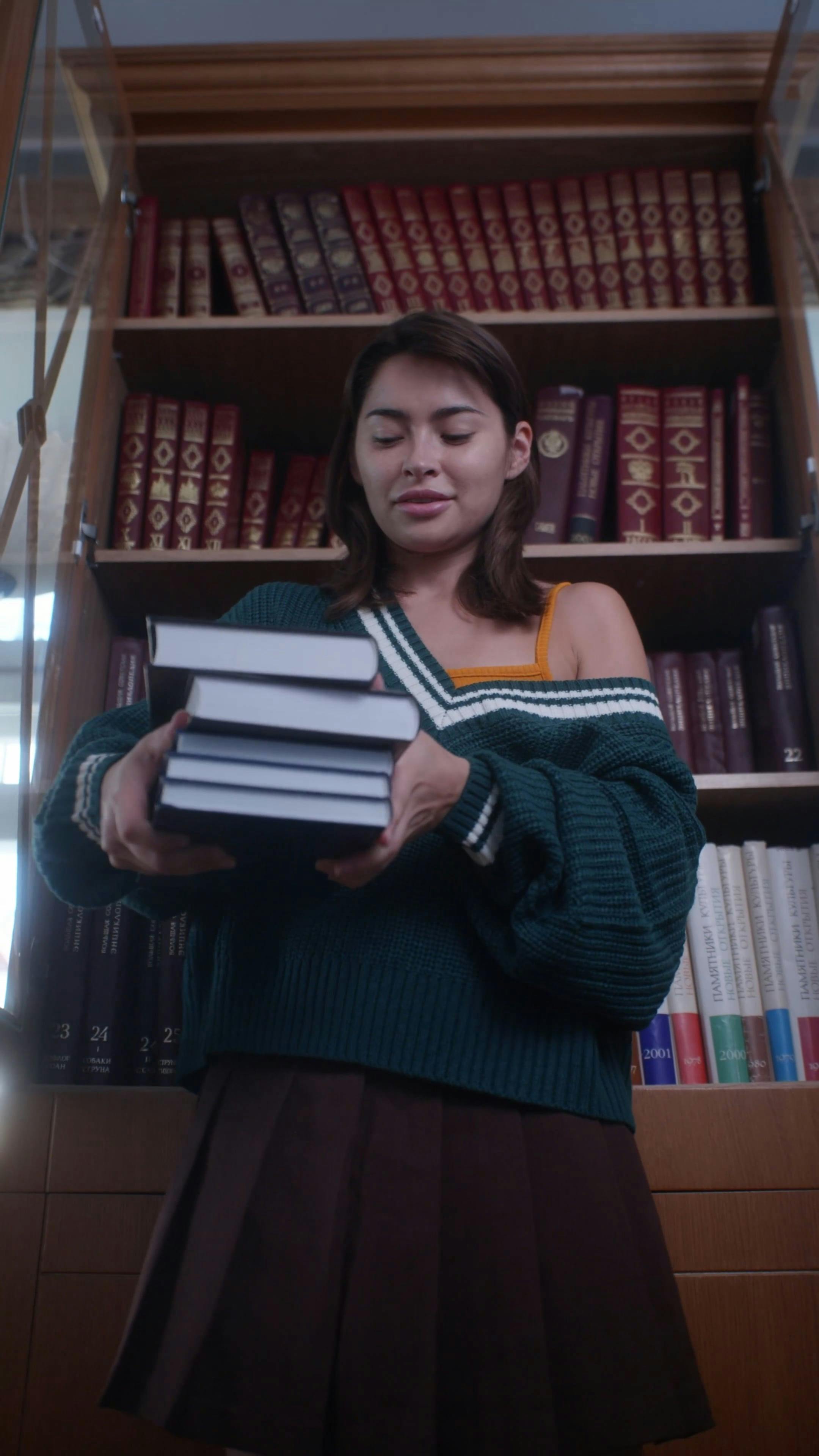 Bunch Of Books Videos, Download The BEST Free 4k Stock Video Footage ...