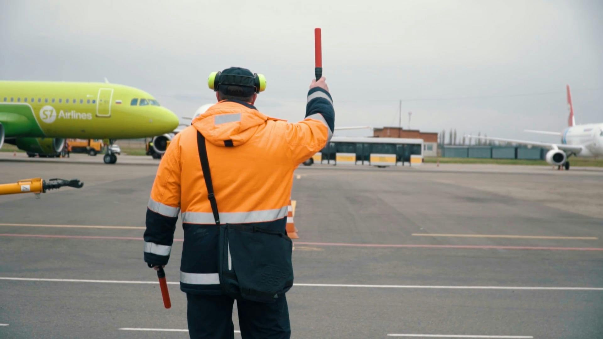 Man Assisting An Airplane In Runway Free Stock Video Footage, Royalty ...