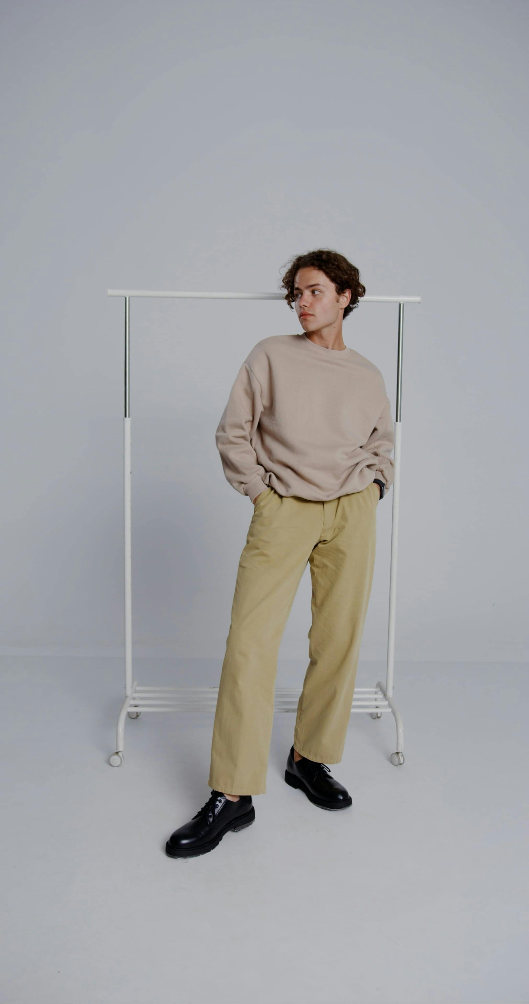 Gratis stockvideo van beige, binnen instelling, bruin haar, bruine ...