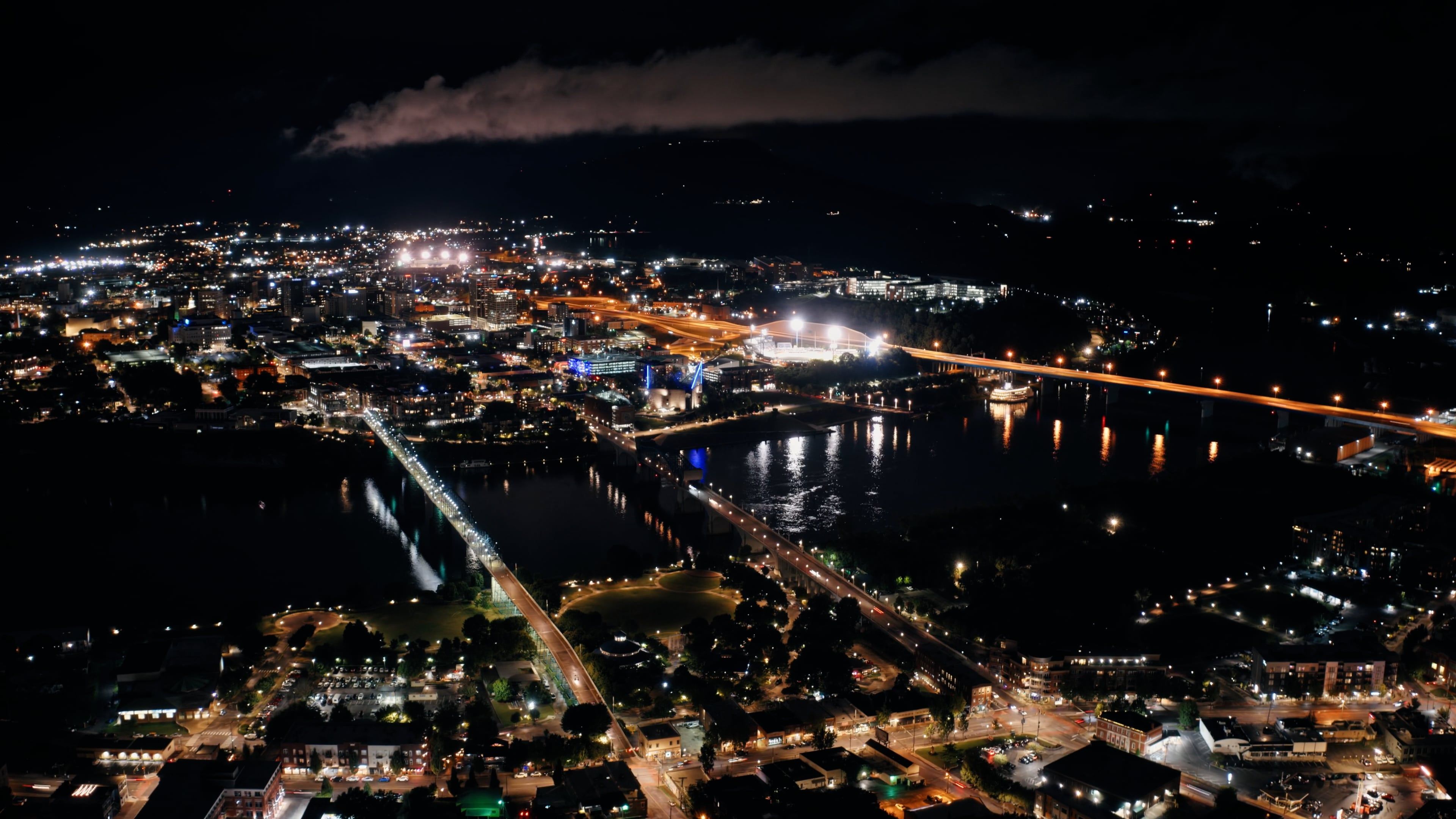 Elijah Hendrixson 所收藏的 6 個 Chattanooga at Night 相片和影片
