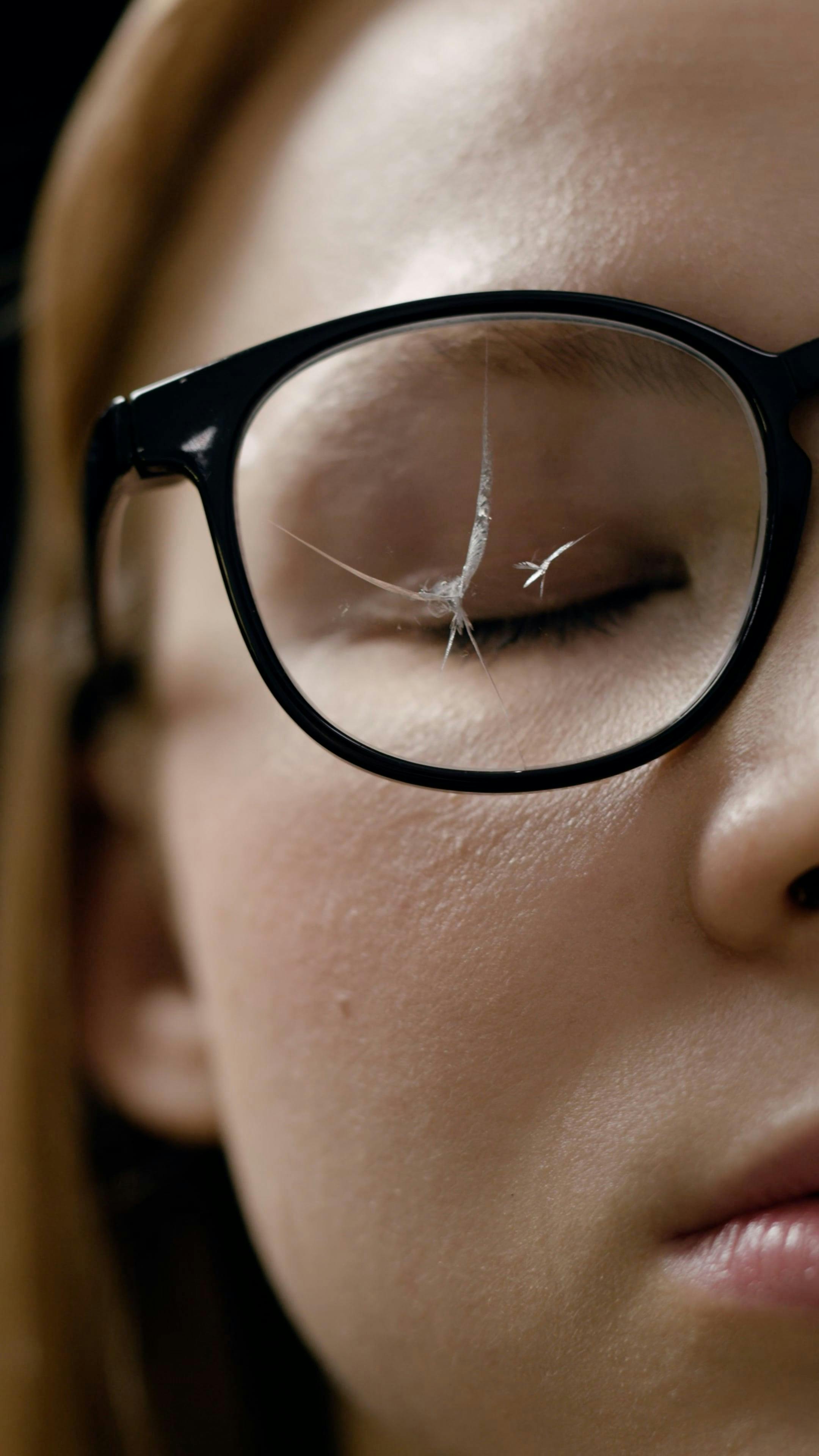 Los mejores 1000+ vídeos de Anteojos Rotos · Banco de Imágenes Gratis ...